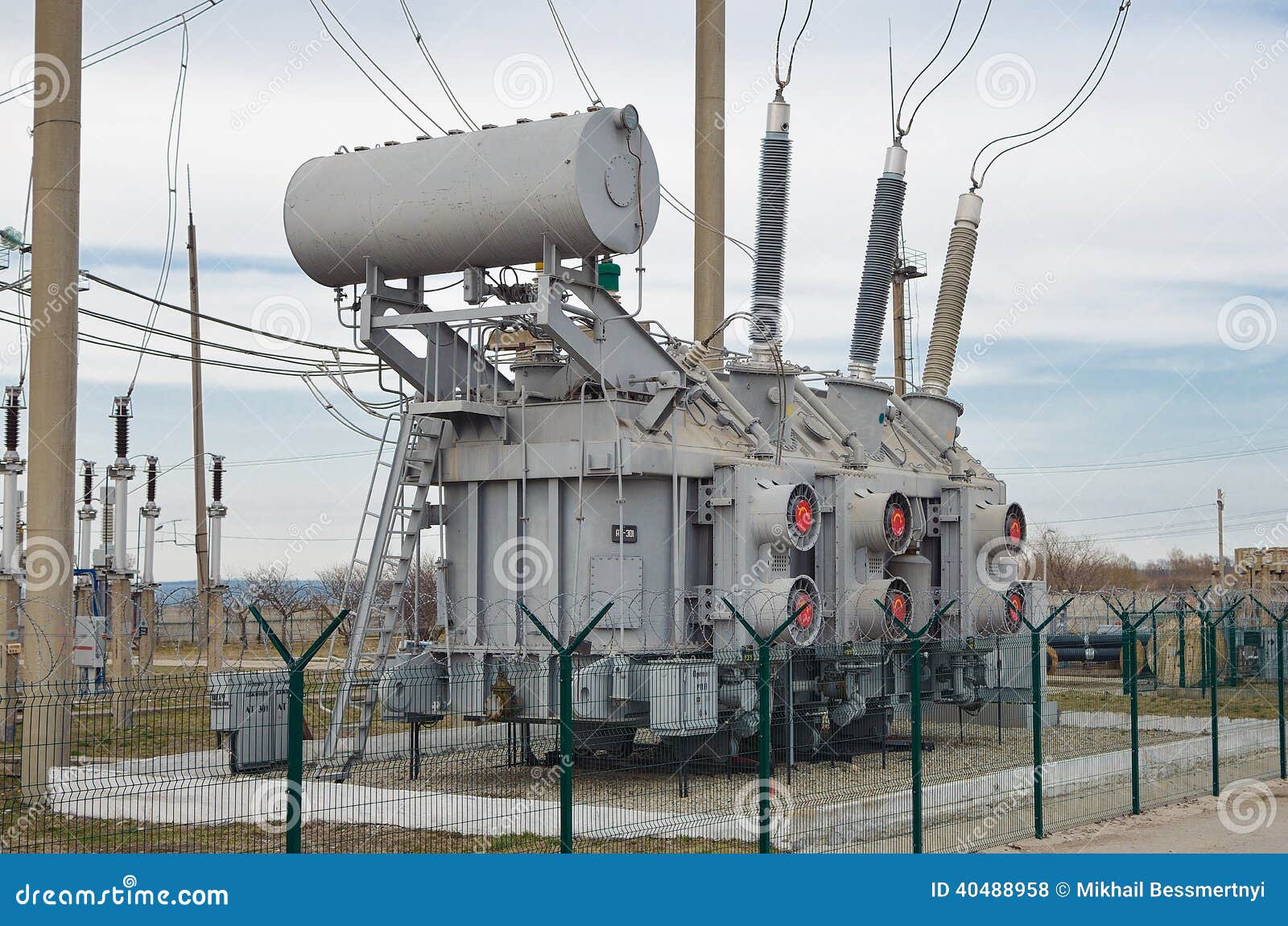Le Transformateur De Courant électrique Sur La Sous-station Photo stock ...