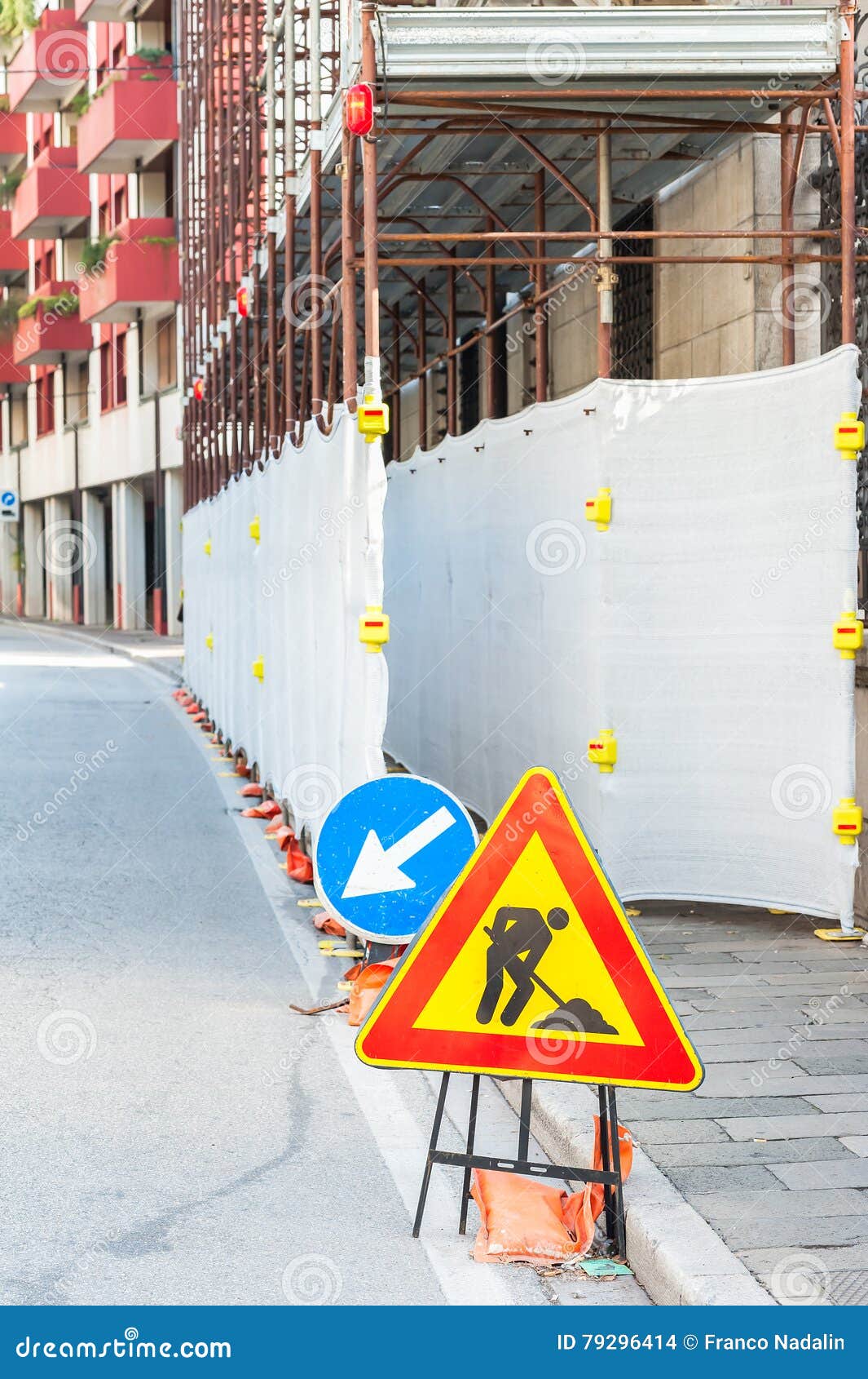 Le Travail En Cours Se Connectent La Route Photo stock - Image du ...