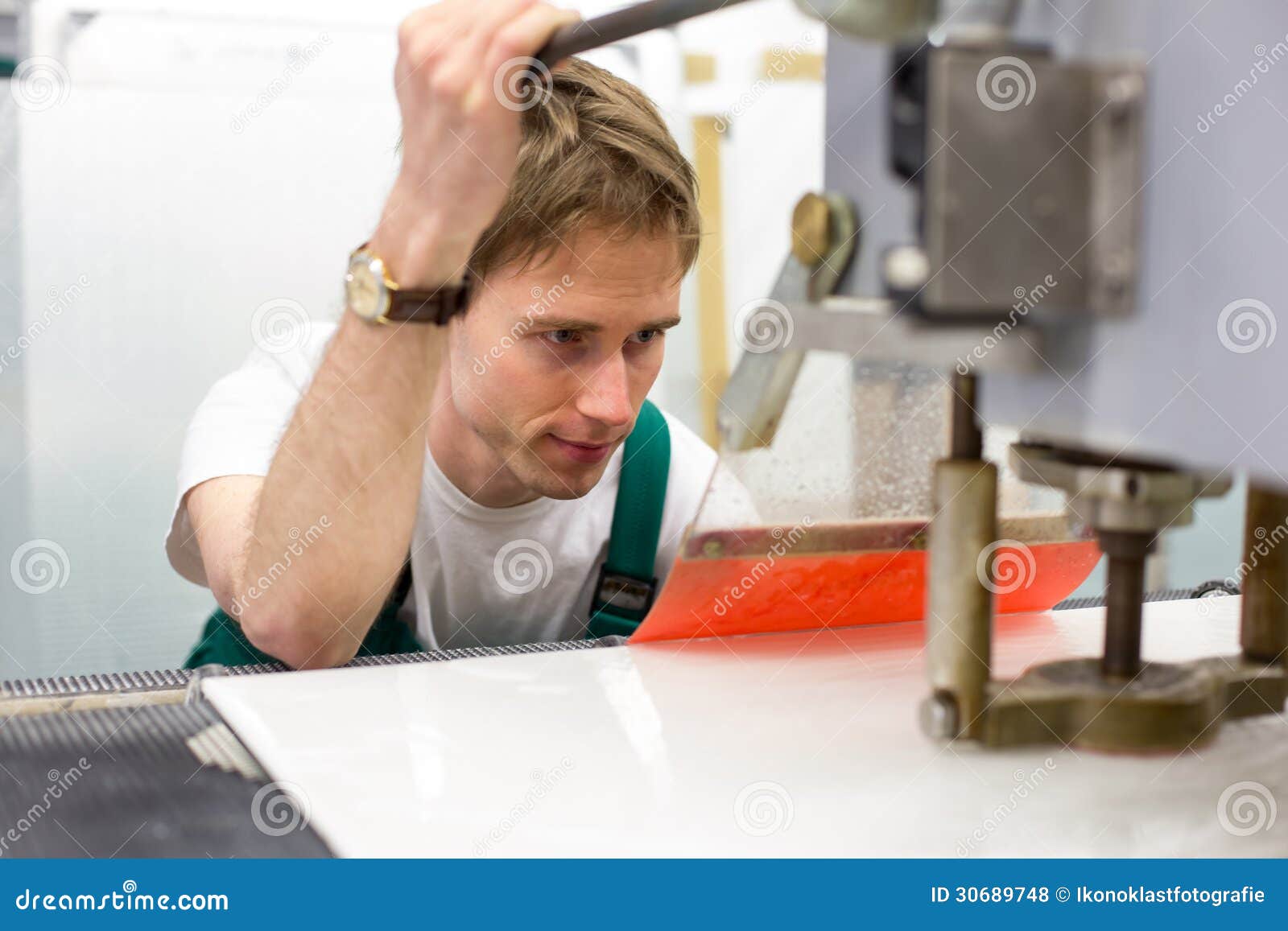 Le Travailleur Actionne La Foreuse En Verre Photo stock - Image du ...