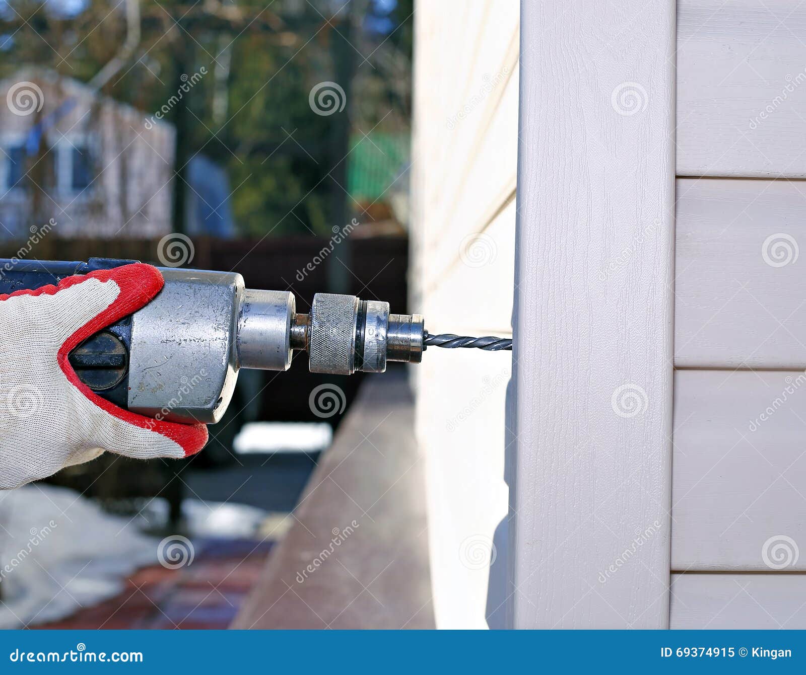 Le Travailleur Au Chantier De Construction Fore La Foreuse De Mur Image ...