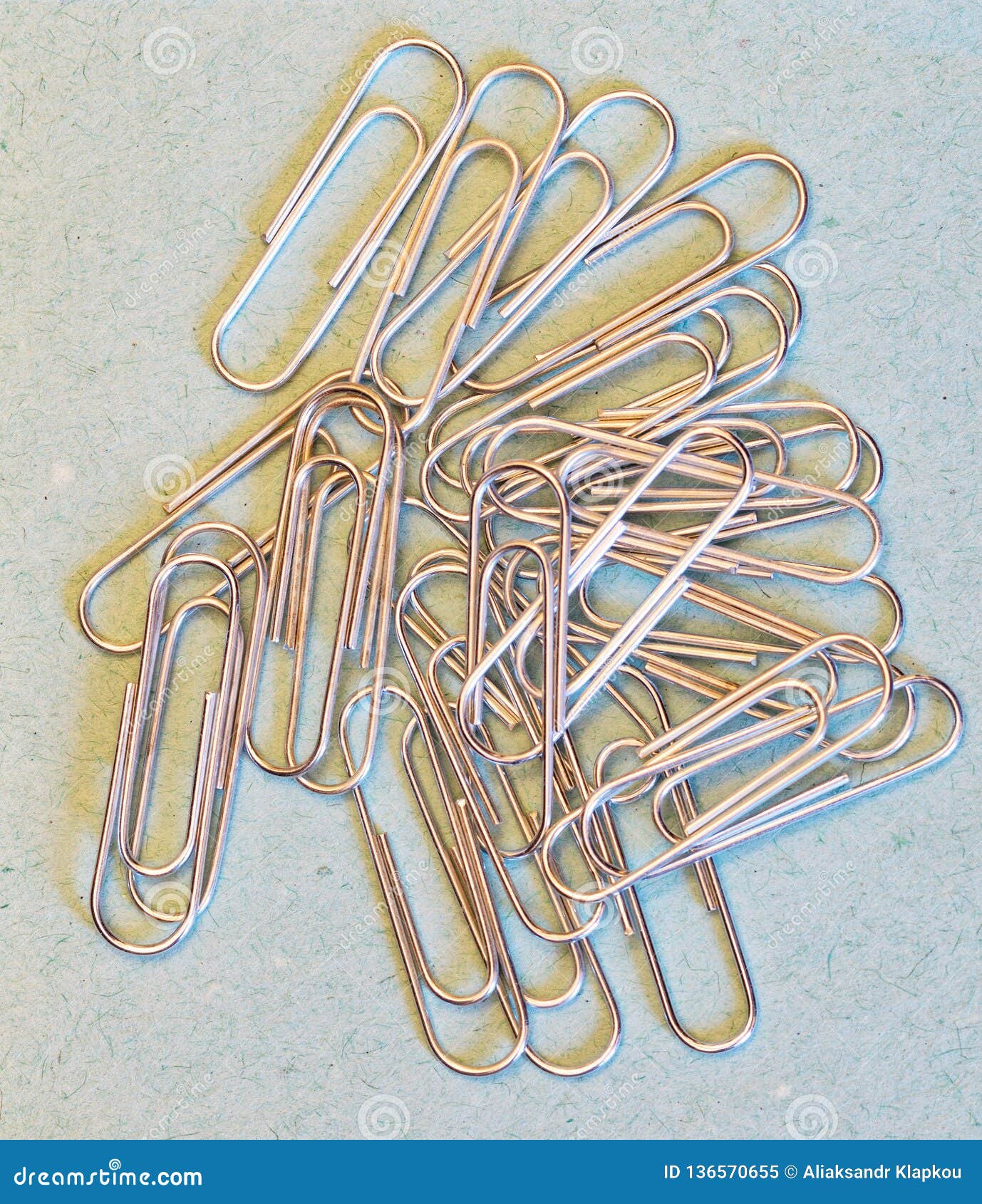 Le Trombone Est Utilisé Pour Attacher Les Feuilles De Papier Image ...