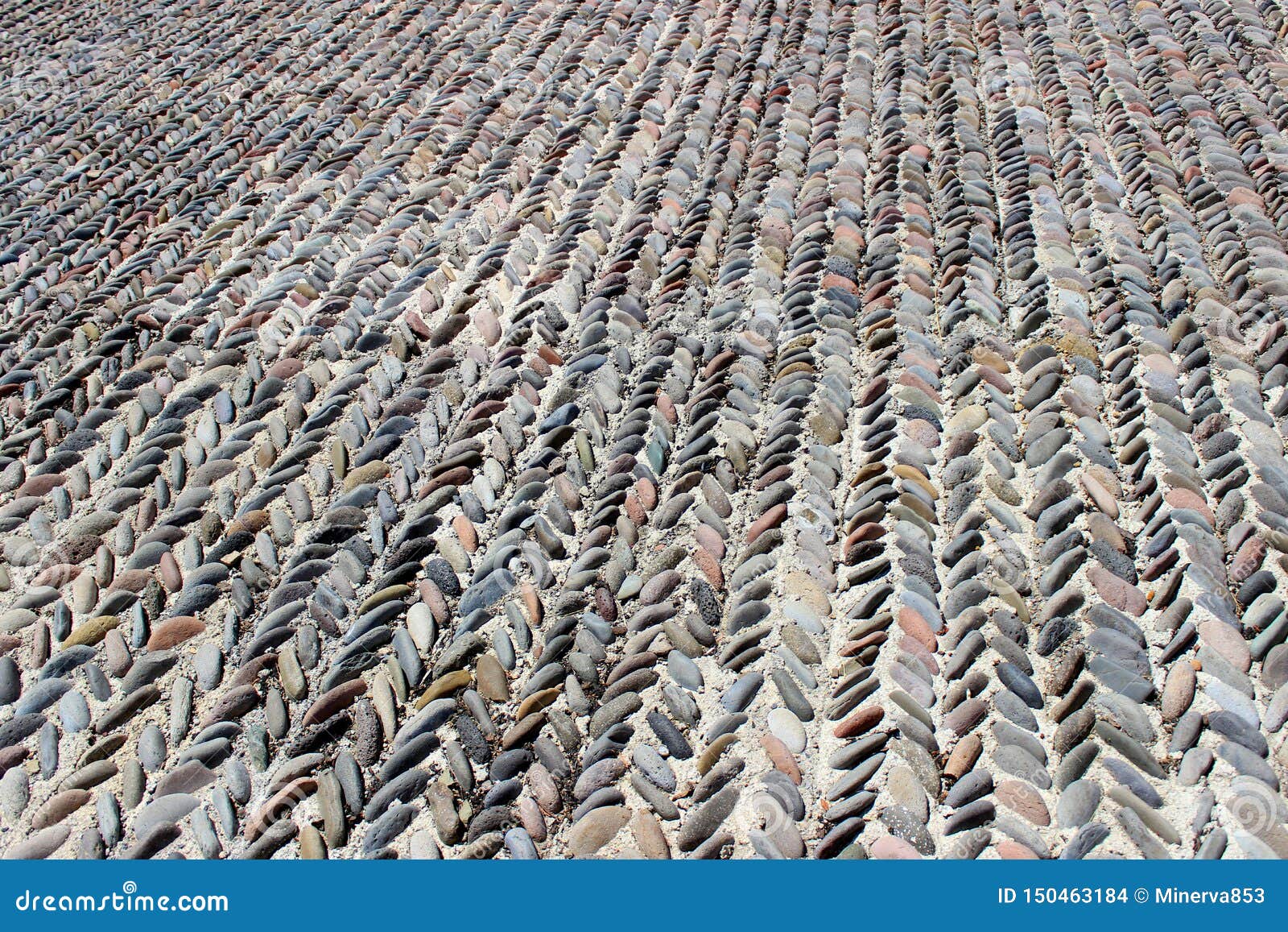 Le Trottoir Garni Des Cailloux De Mer Photo stock - Image du nature ...