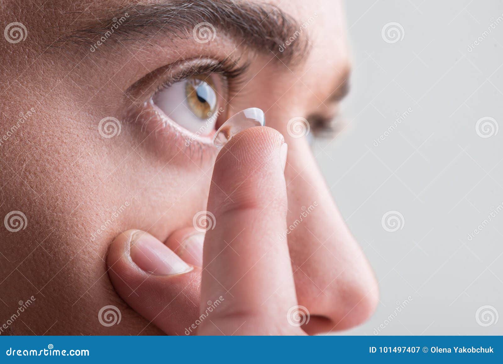 Le Type Attirant Corrige L'effet Visuel Image stock - Image du oeil ...