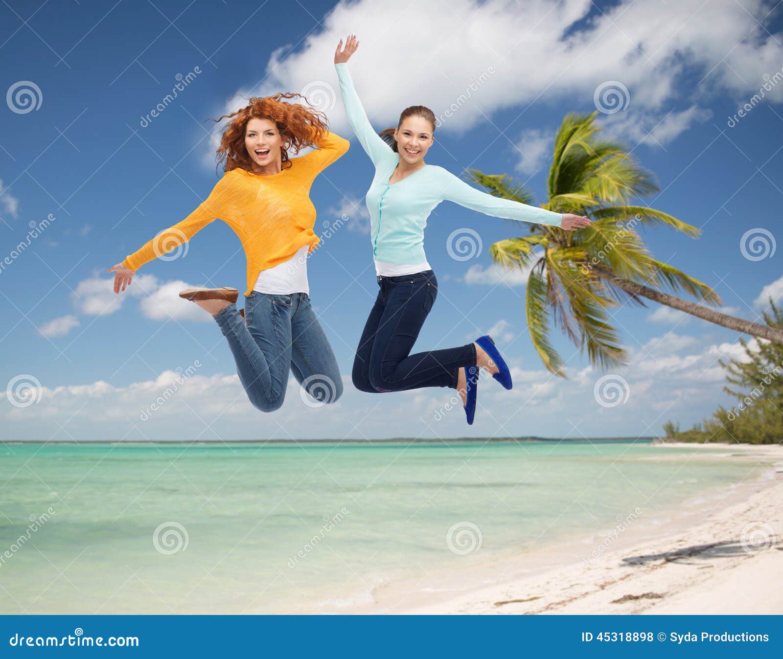 Le Unga Kvinnor Som Hoppar I Luft Arkivfoto - Bild av aktiv ...