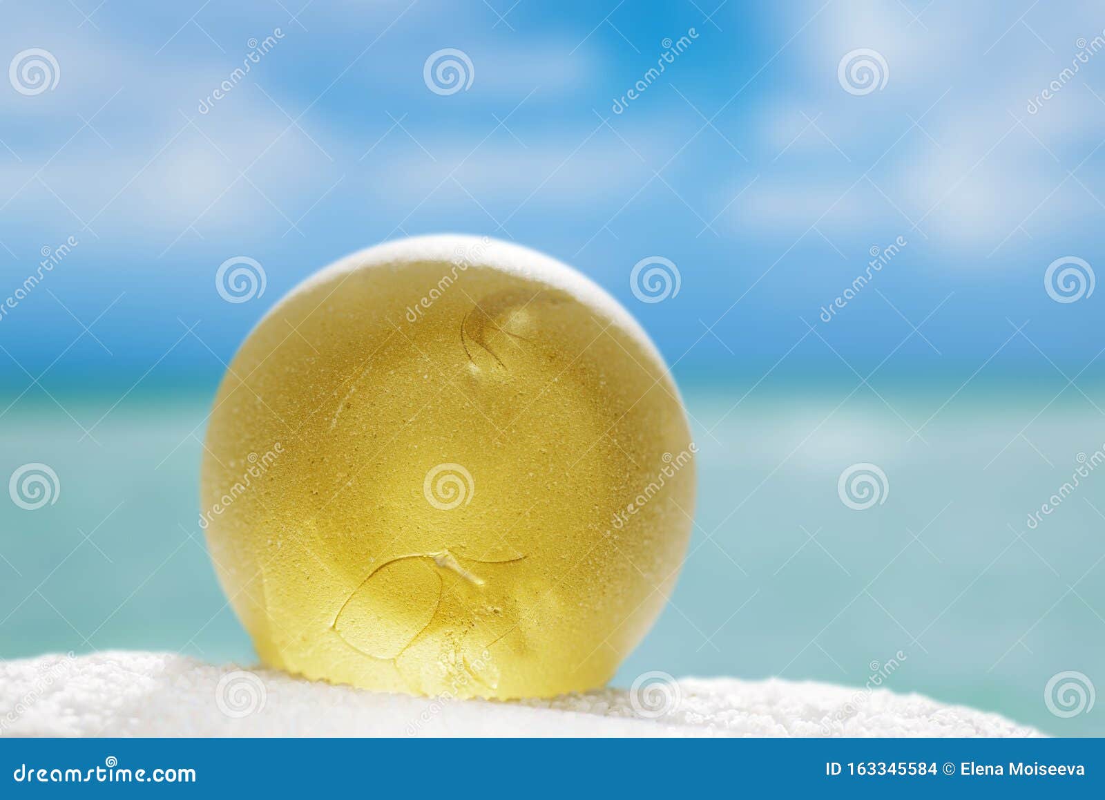 Le Verre De Mer Sur La Plage De Sable Blanc Photo stock - Image du ...