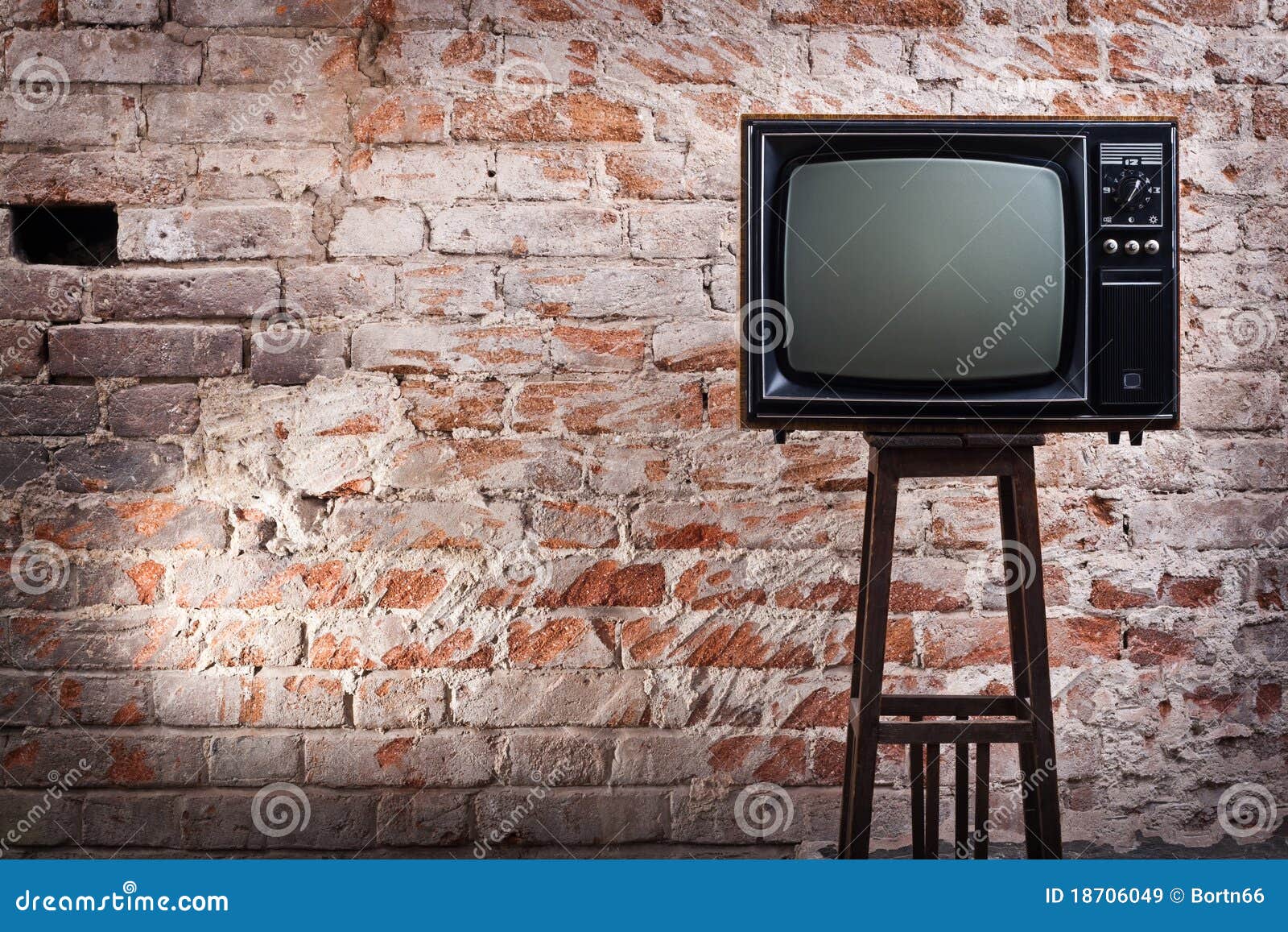 Le vieux poste TV image stock. Image du écran, tuner - 18706049