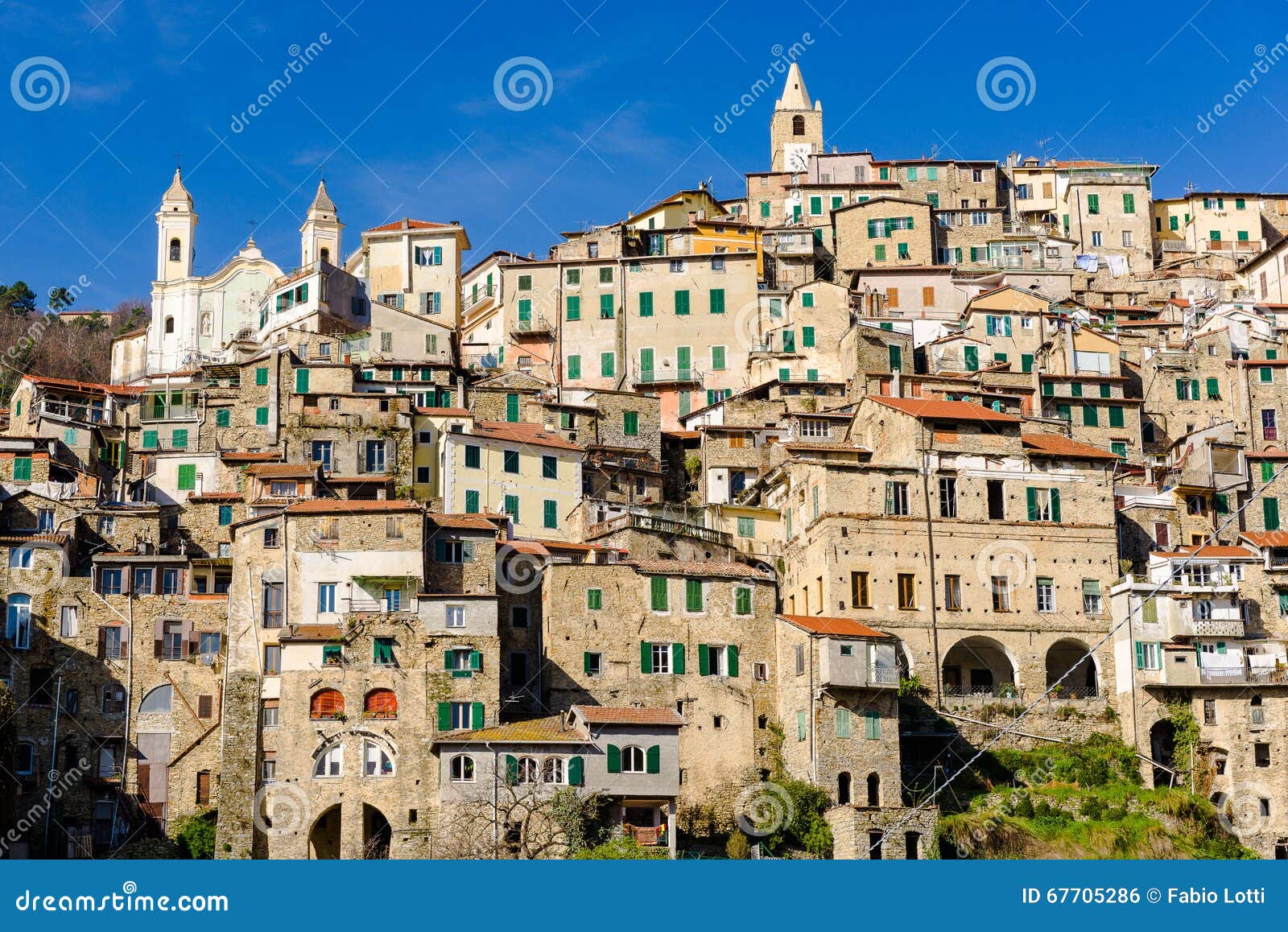 Le village de Ceriana photo stock. Image du extérieur - 67705286