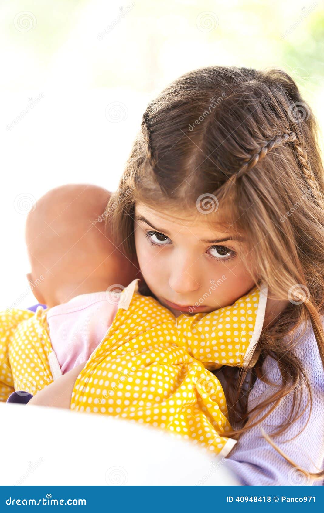 Le Visage Triste Des Enfants Photo stock - Image du colère, gosses ...