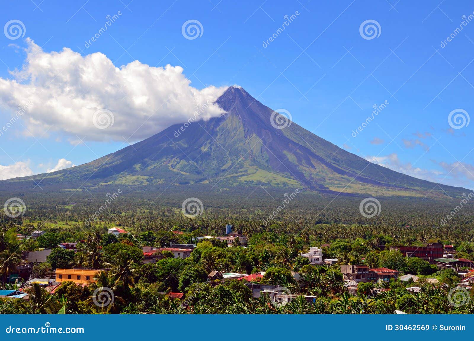 Le volcan Mayon image stock. Image du nature, actif, philippines - 30462569