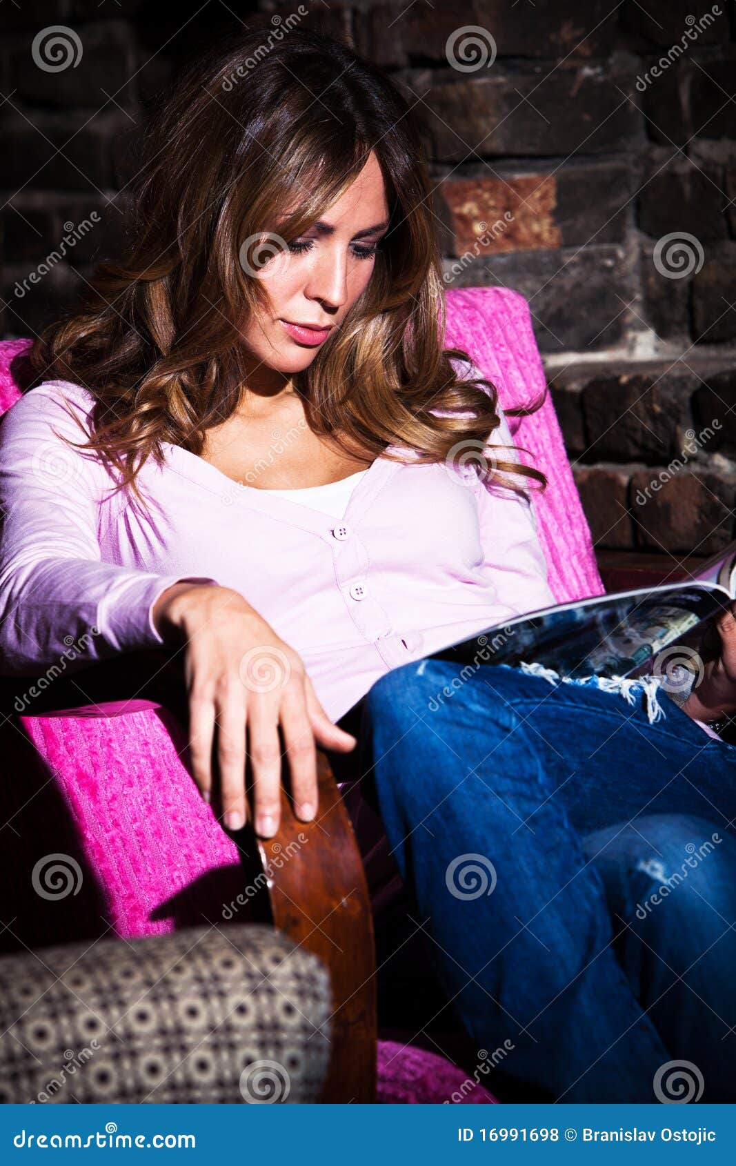 Lea el compartimiento foto de archivo. Imagen de mujer - 16991698