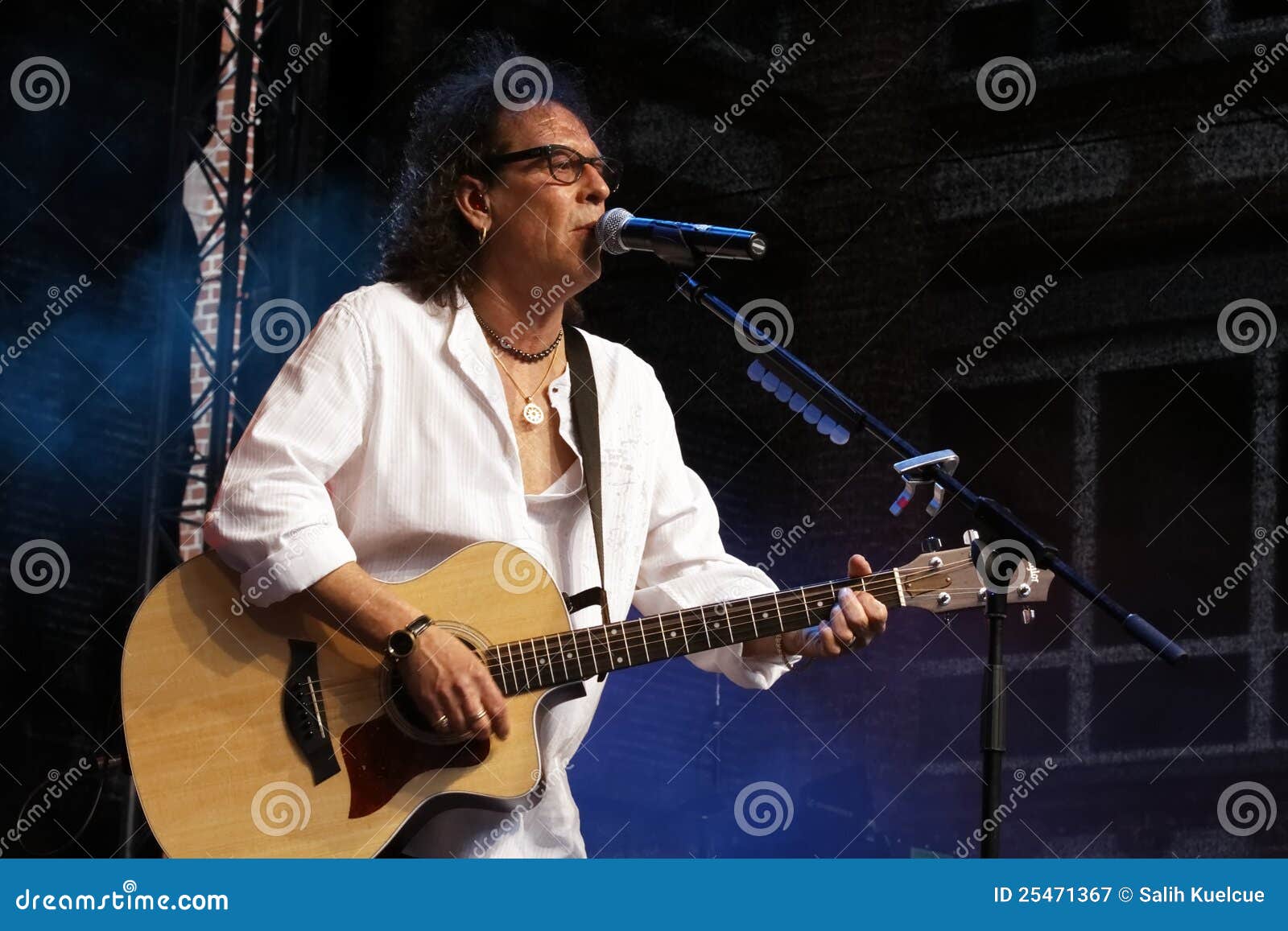 Lead-Vocals - Mike Craft editorial photography. Image of concert - 25471367