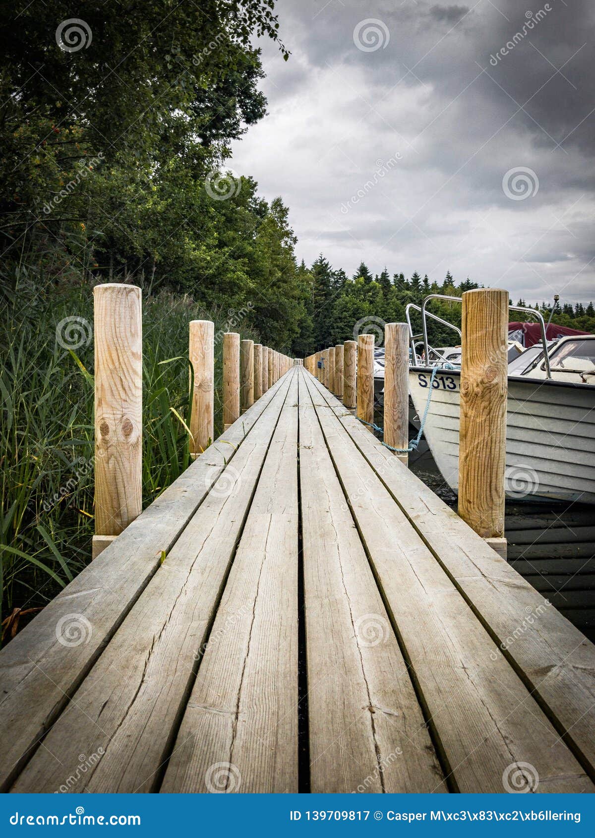 Leading lines stock image. Image of ships, harbour, depth - 139709817