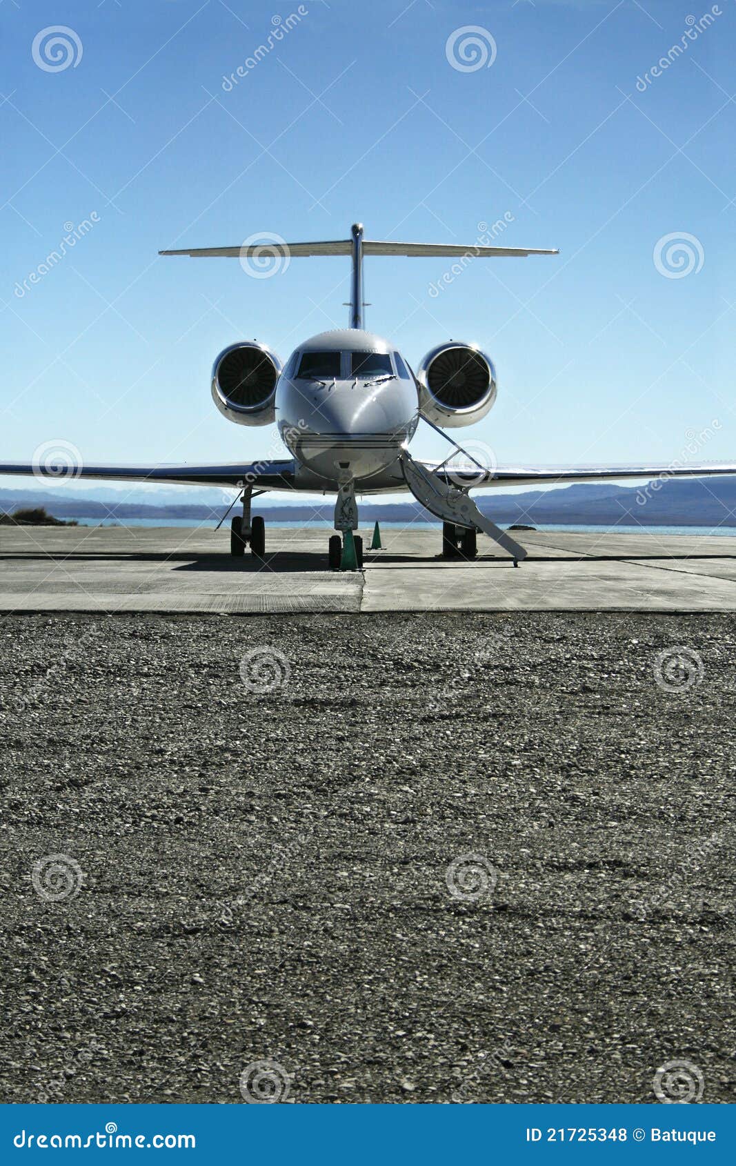 Learjet foto de archivo. Imagen de transporte, lujo, nube - 21725348