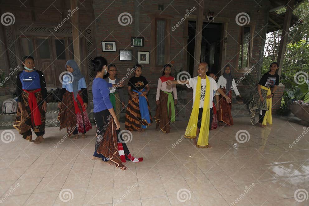 Learn Javanese dance editorial stock photo. Image of solo - 40275883