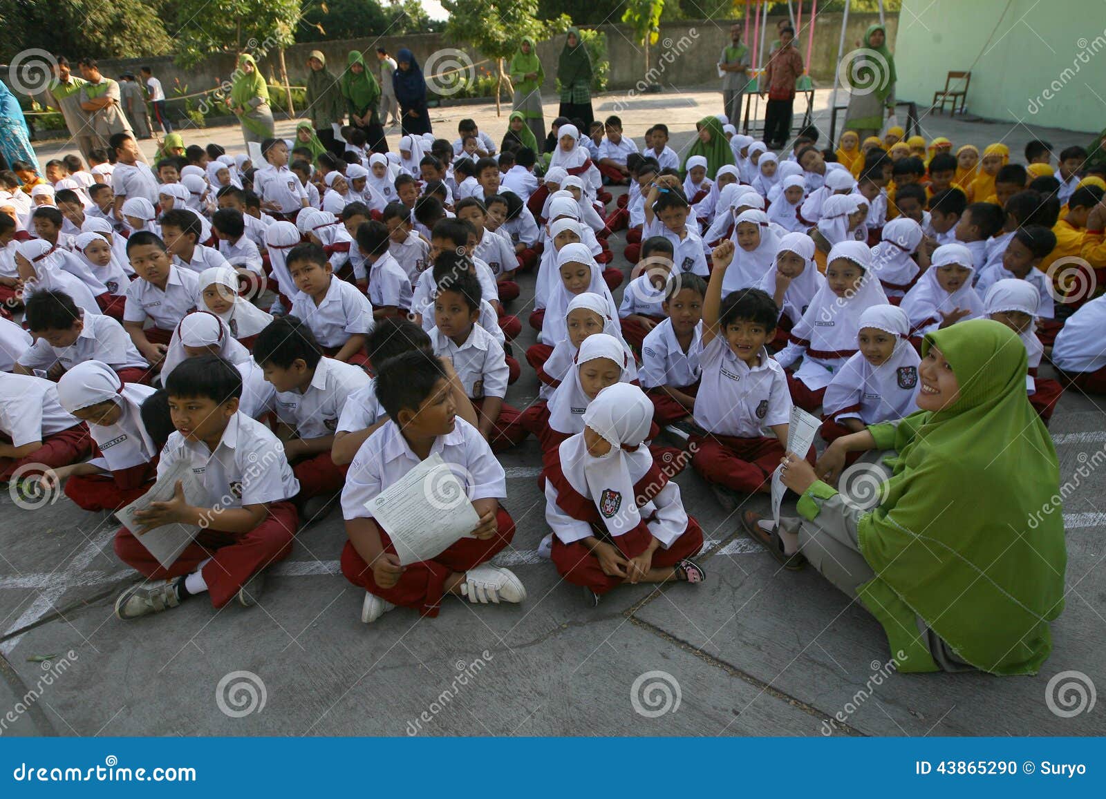 Learning outside classroom editorial image. Image of elementary - 43865290