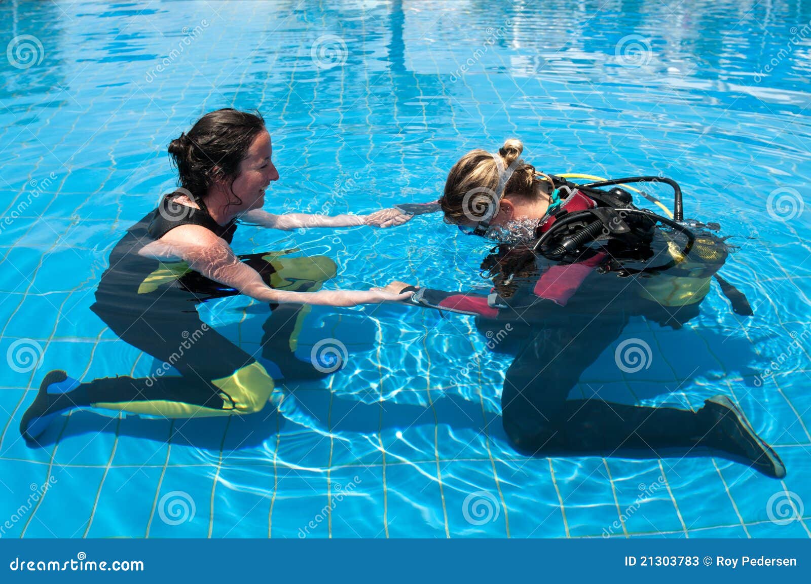 Learning to scuba dive stock image. Image of learning - 21303783