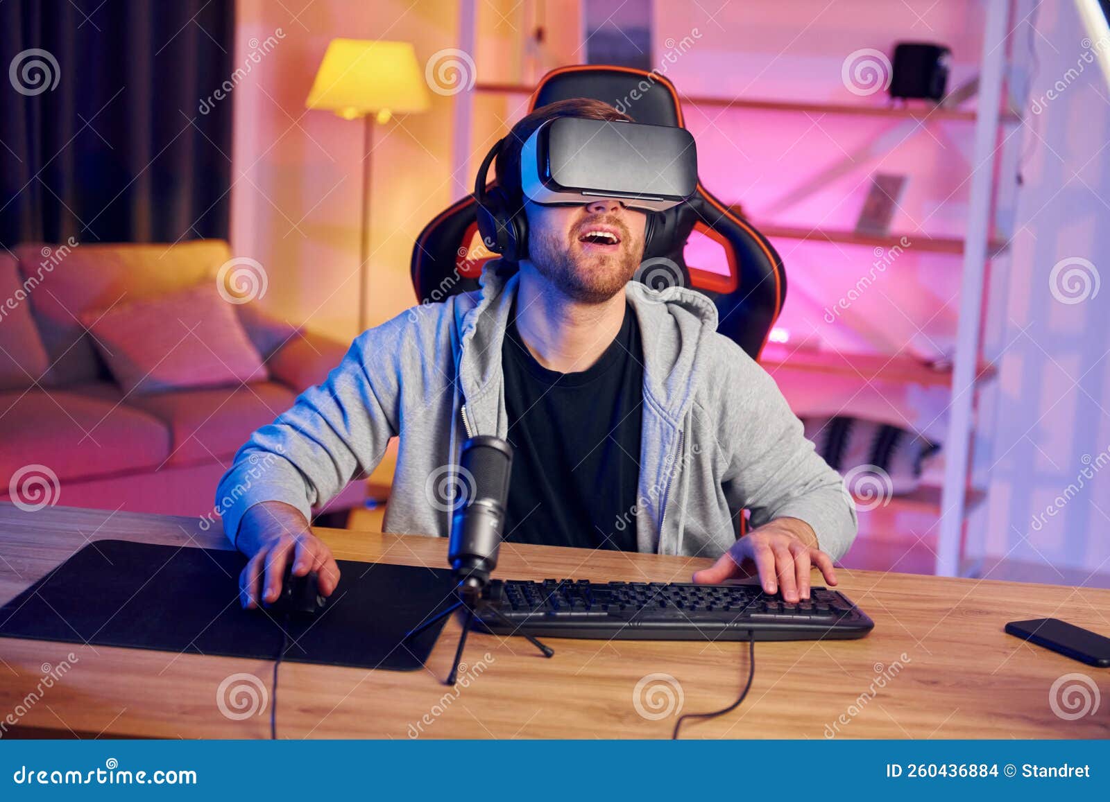 Learning the Virtual Experience Process. Portrait of Gamer in VR ...