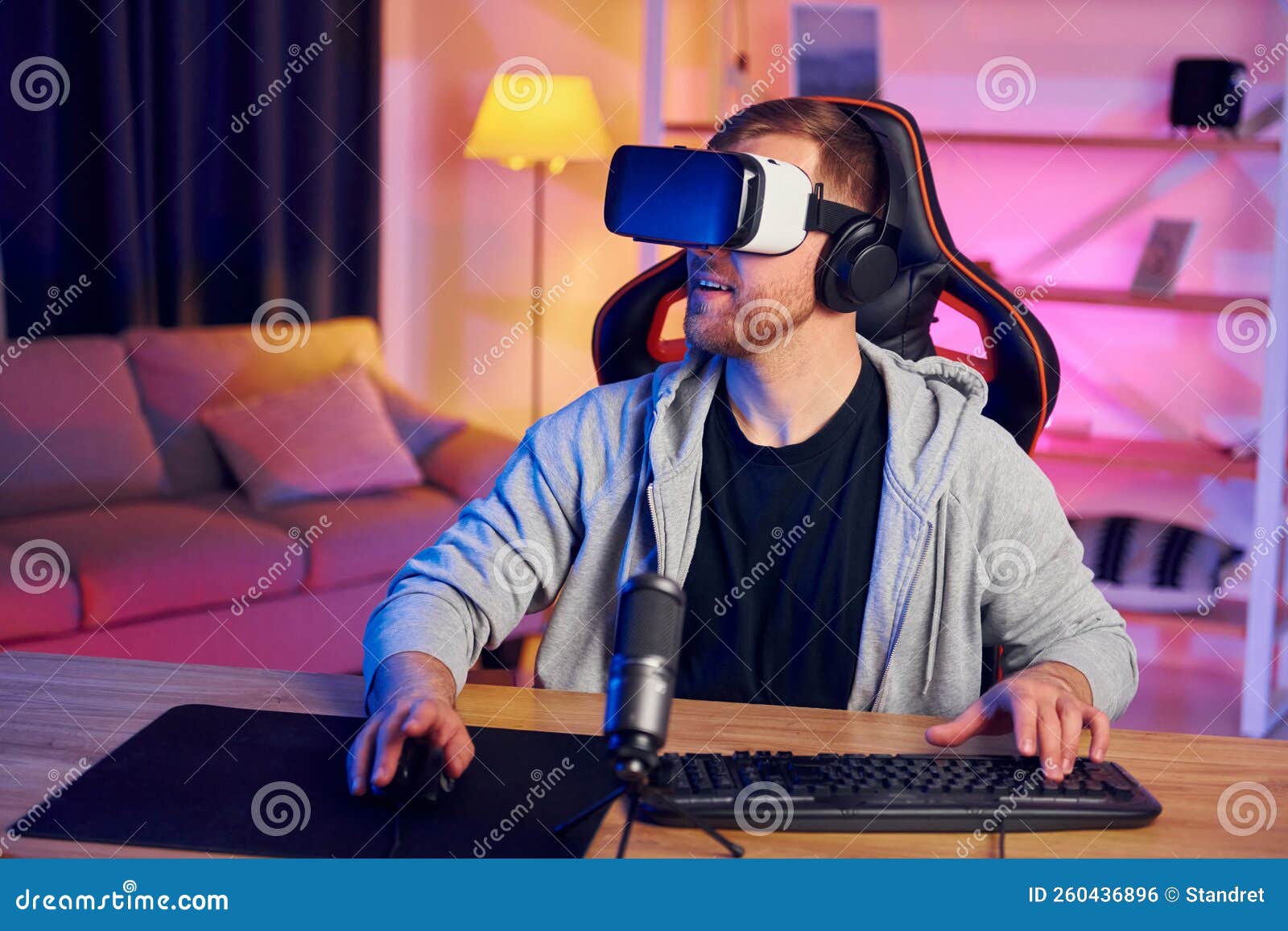 Learning the Virtual Experience Process. Portrait of Gamer in VR ...