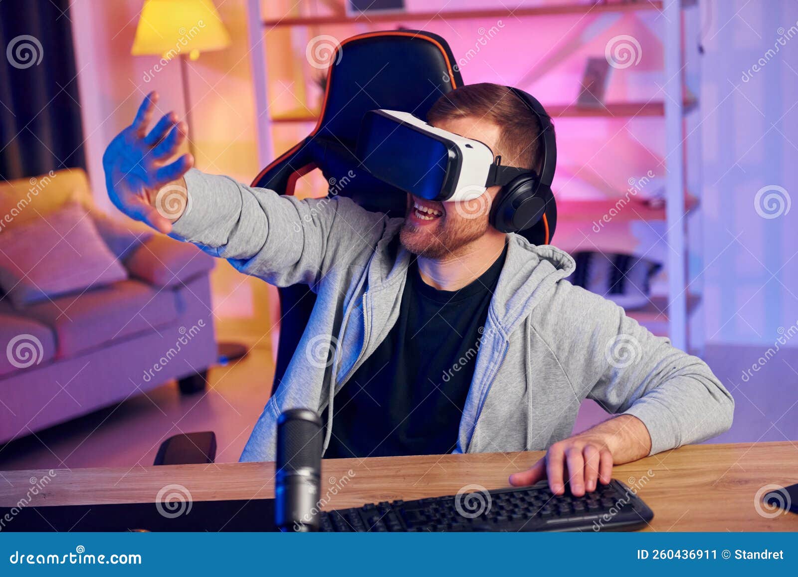 Learning the Virtual Experience Process. Portrait of Gamer in VR ...