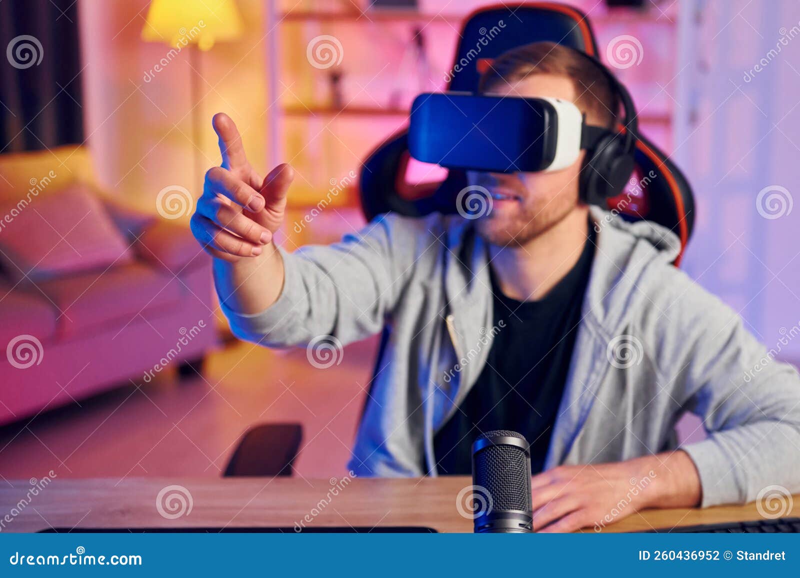 Learning the Virtual Experience Process. Portrait of Gamer in VR ...