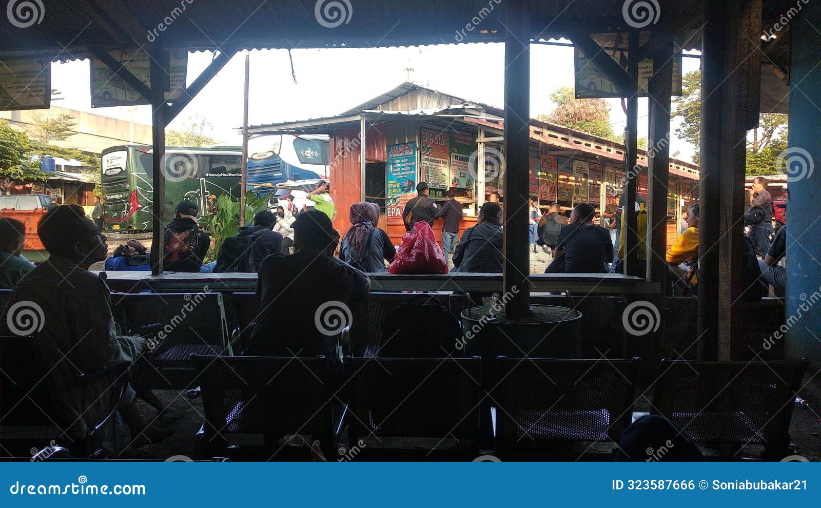 Morning Atmosphere at the Lekab Bulus Bus Terminal, South Jakarta ...