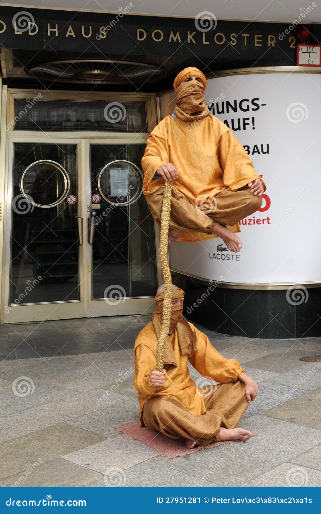 Lebende Statuen des Fakir redaktionelles foto. Bild von ausführender ...