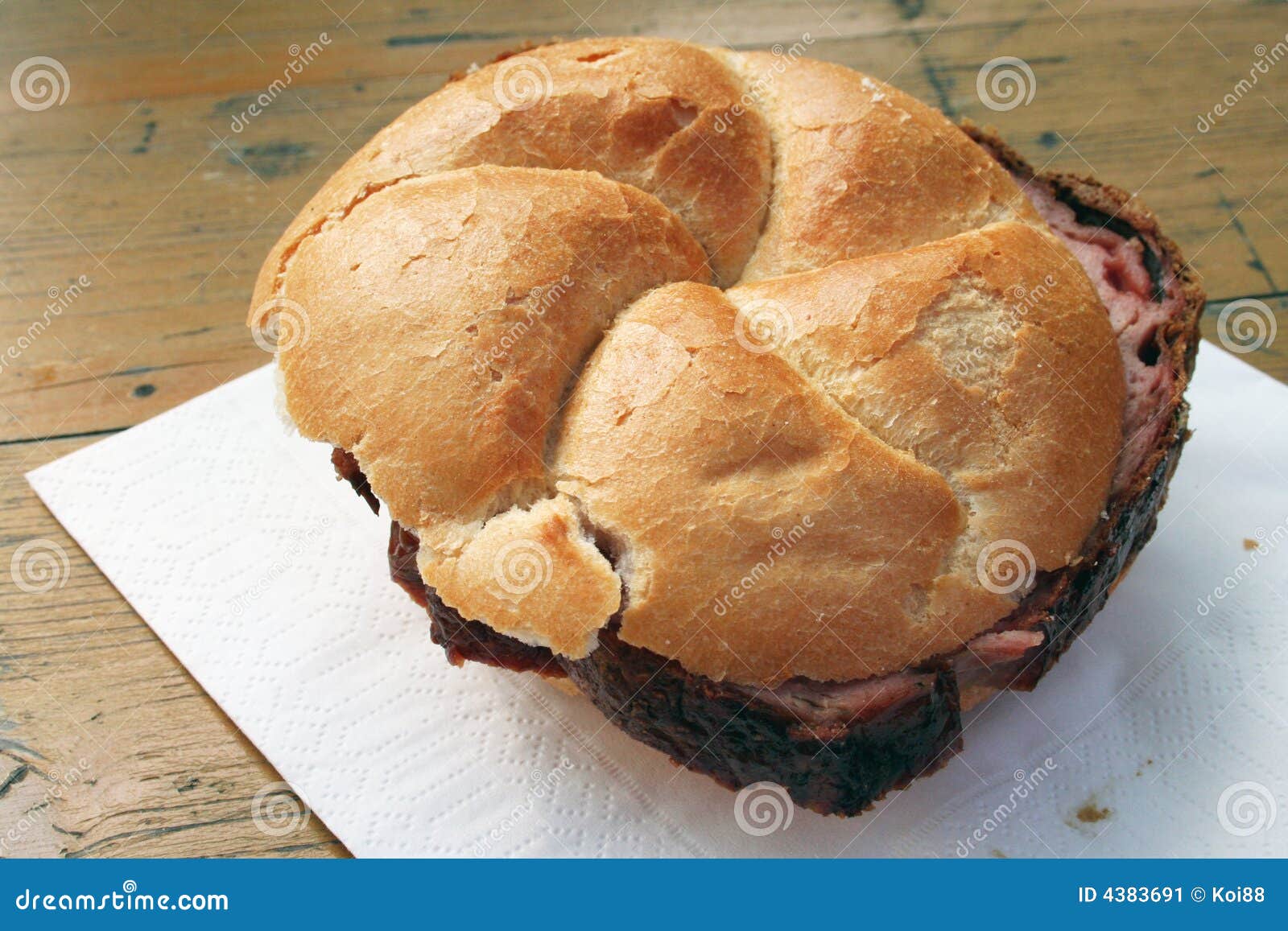 Leberkas en un bollo imagen de archivo. Imagen de bocado - 4383691