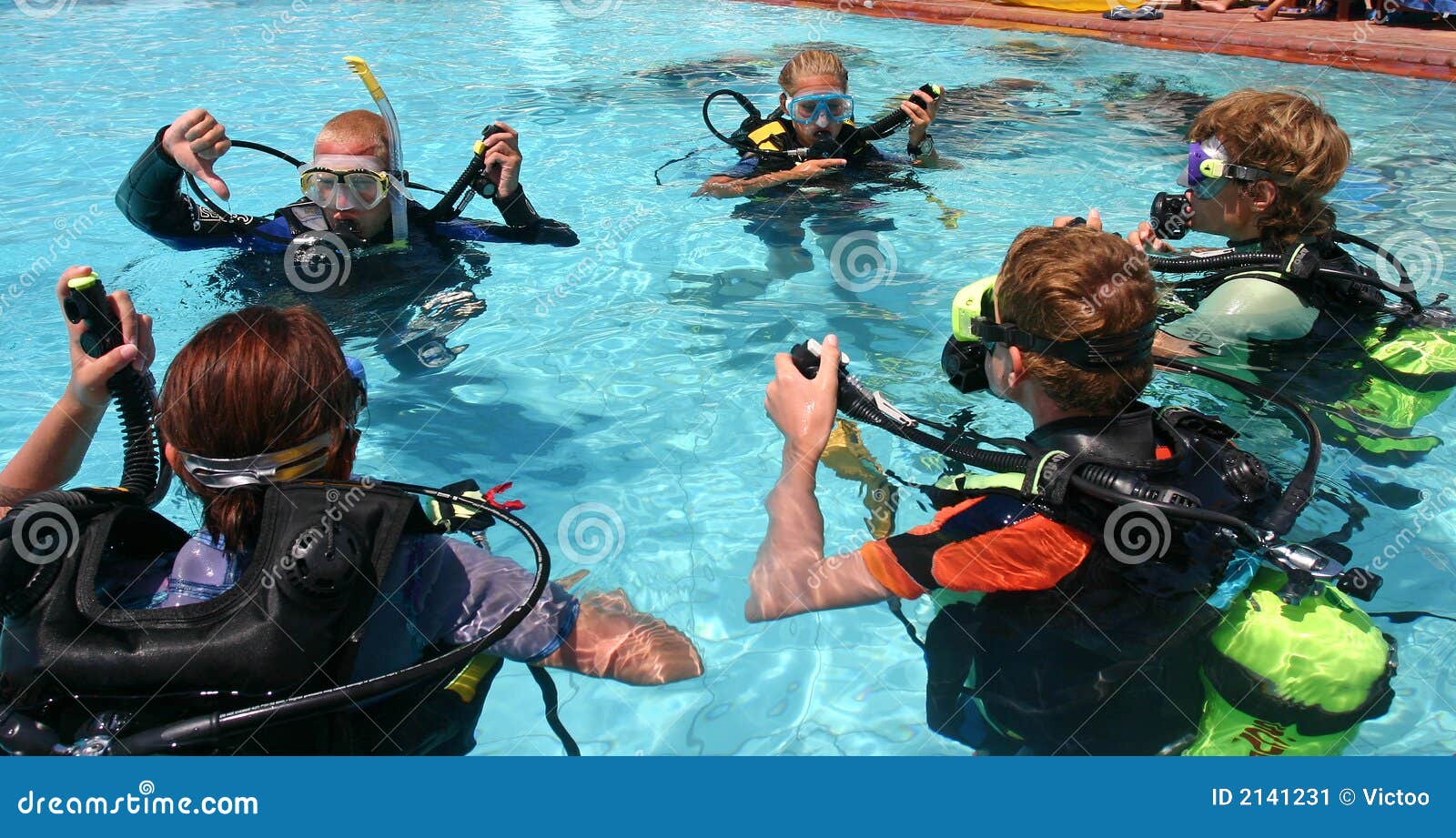 Lección Del Buceo Con Escafandra Imagen de archivo - Imagen de ...