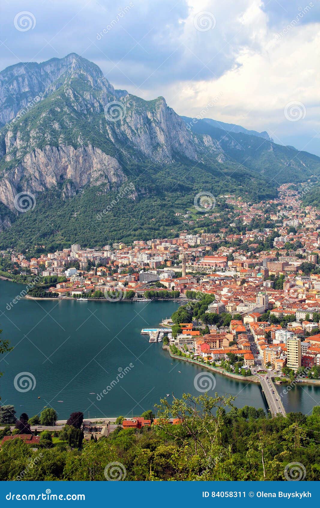 Lecco, lago Como, Italia imagen de archivo. Imagen de alpestre - 84058311