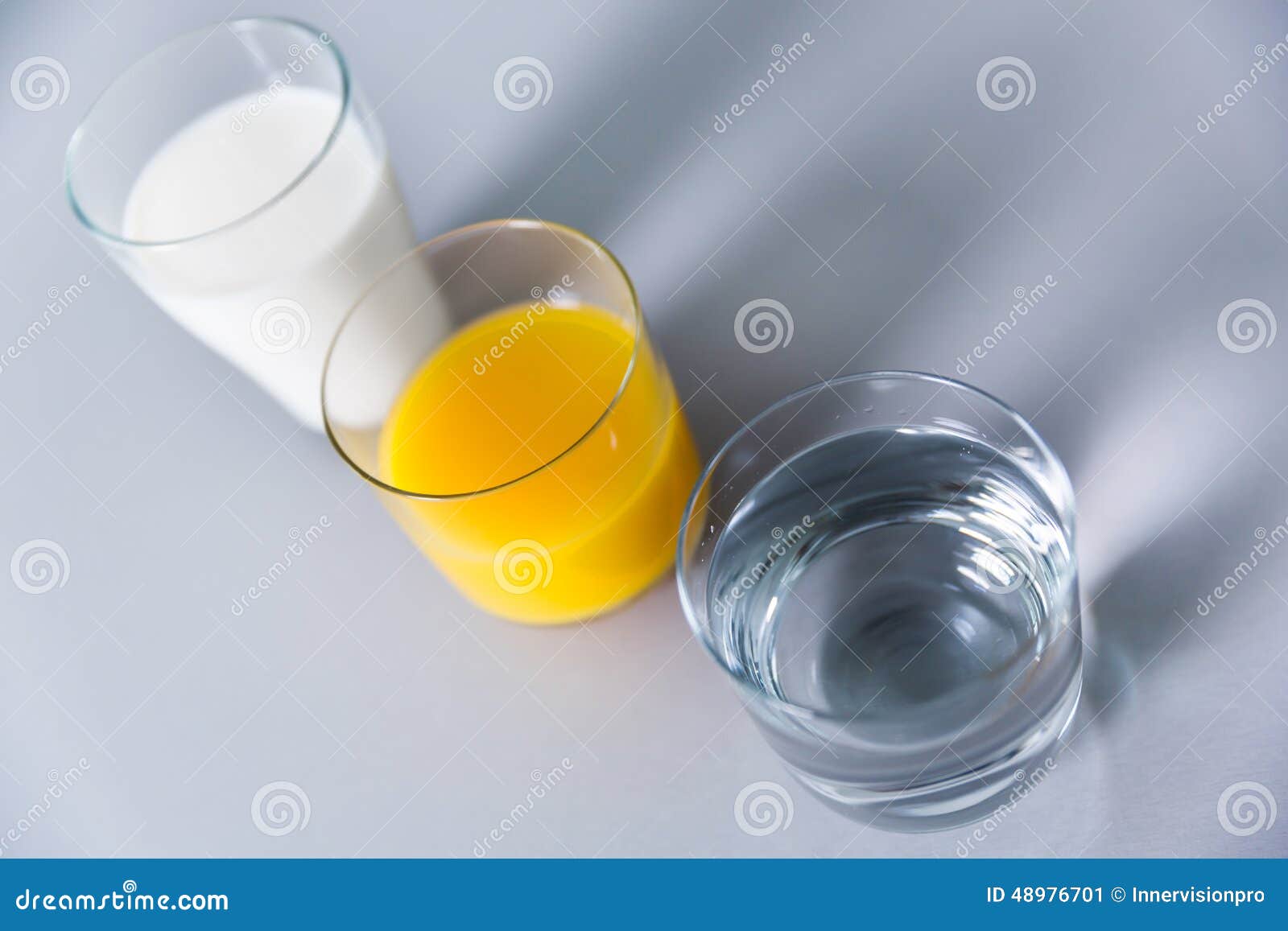 ¿Leche, agua o jugo? imagen de archivo. Imagen de ideas - 48976701