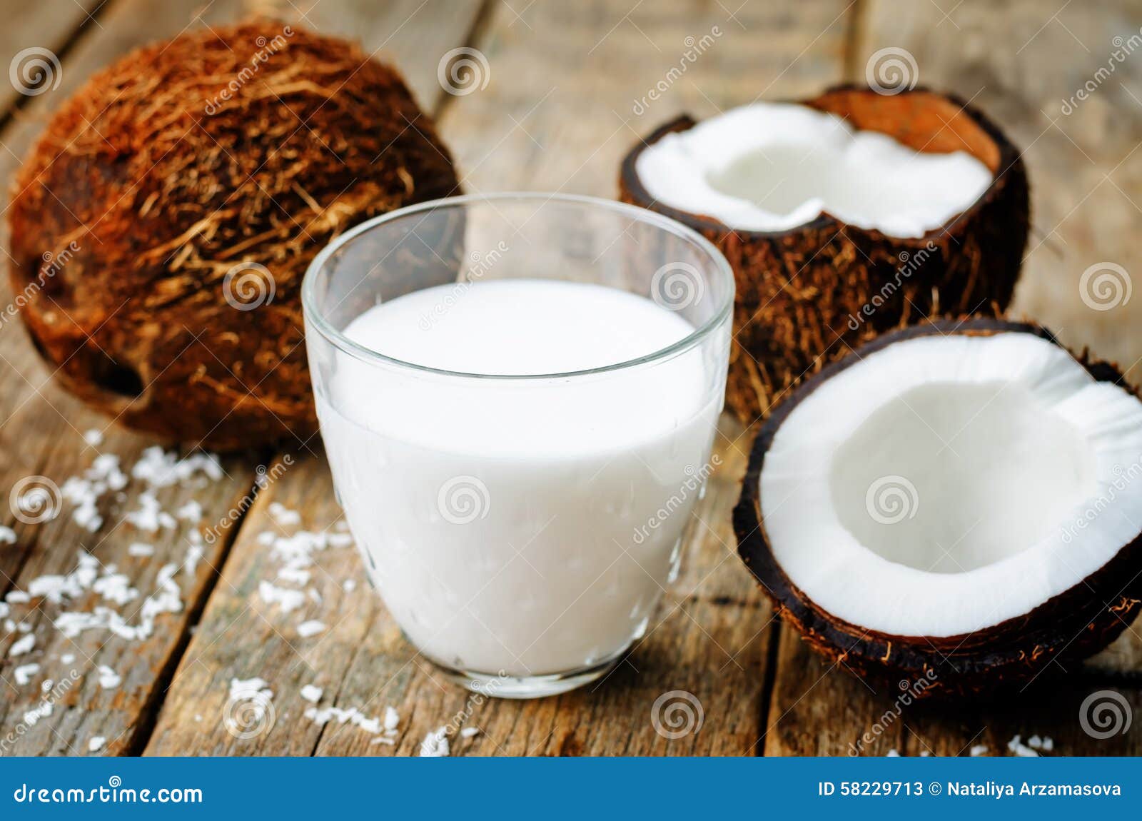 Leche de coco y cocos imagen de archivo. Imagen de fresco - 58229713