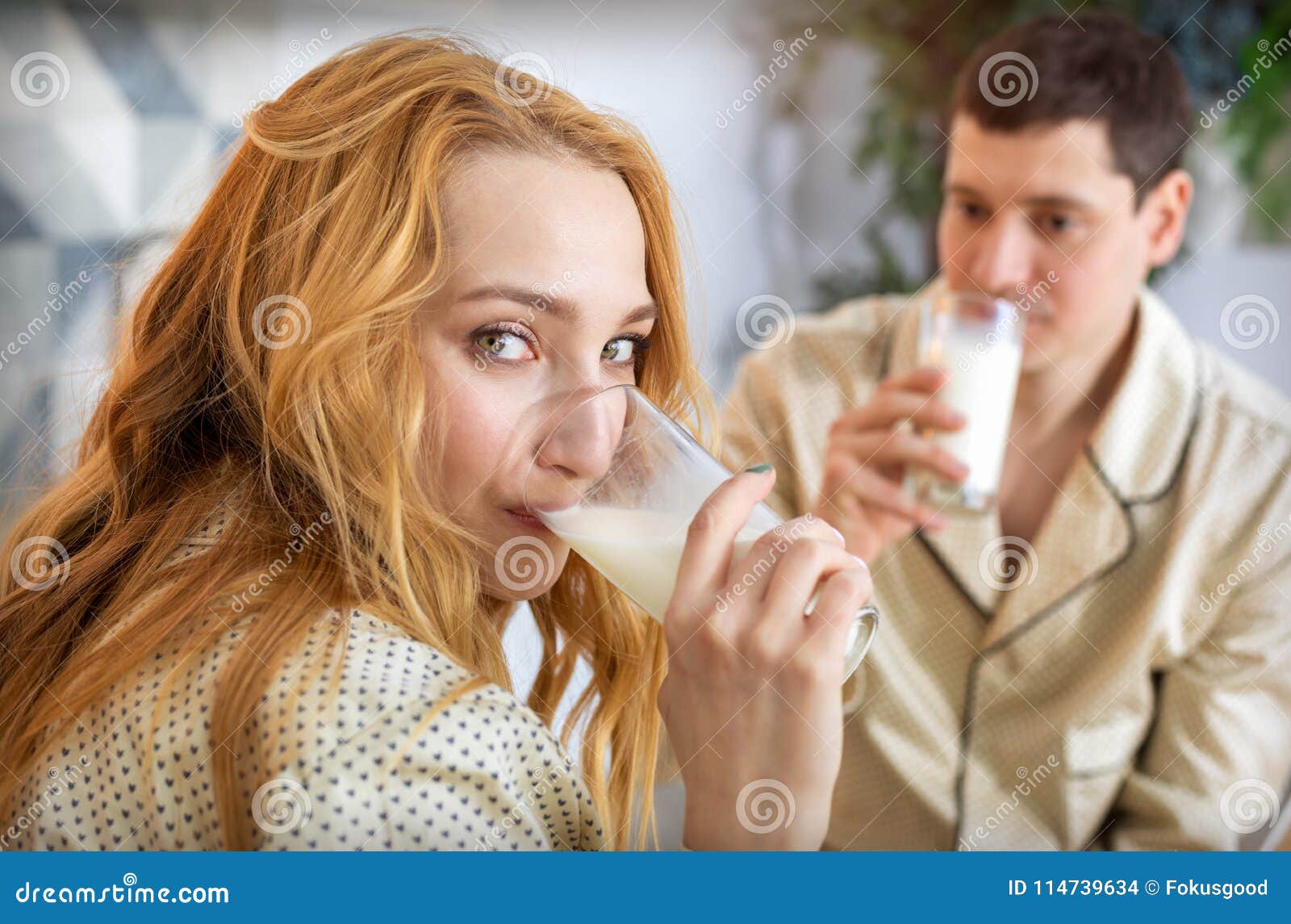 Leche De La Bebida De La Esposa Y Del Marido Foto de archivo - Imagen ...