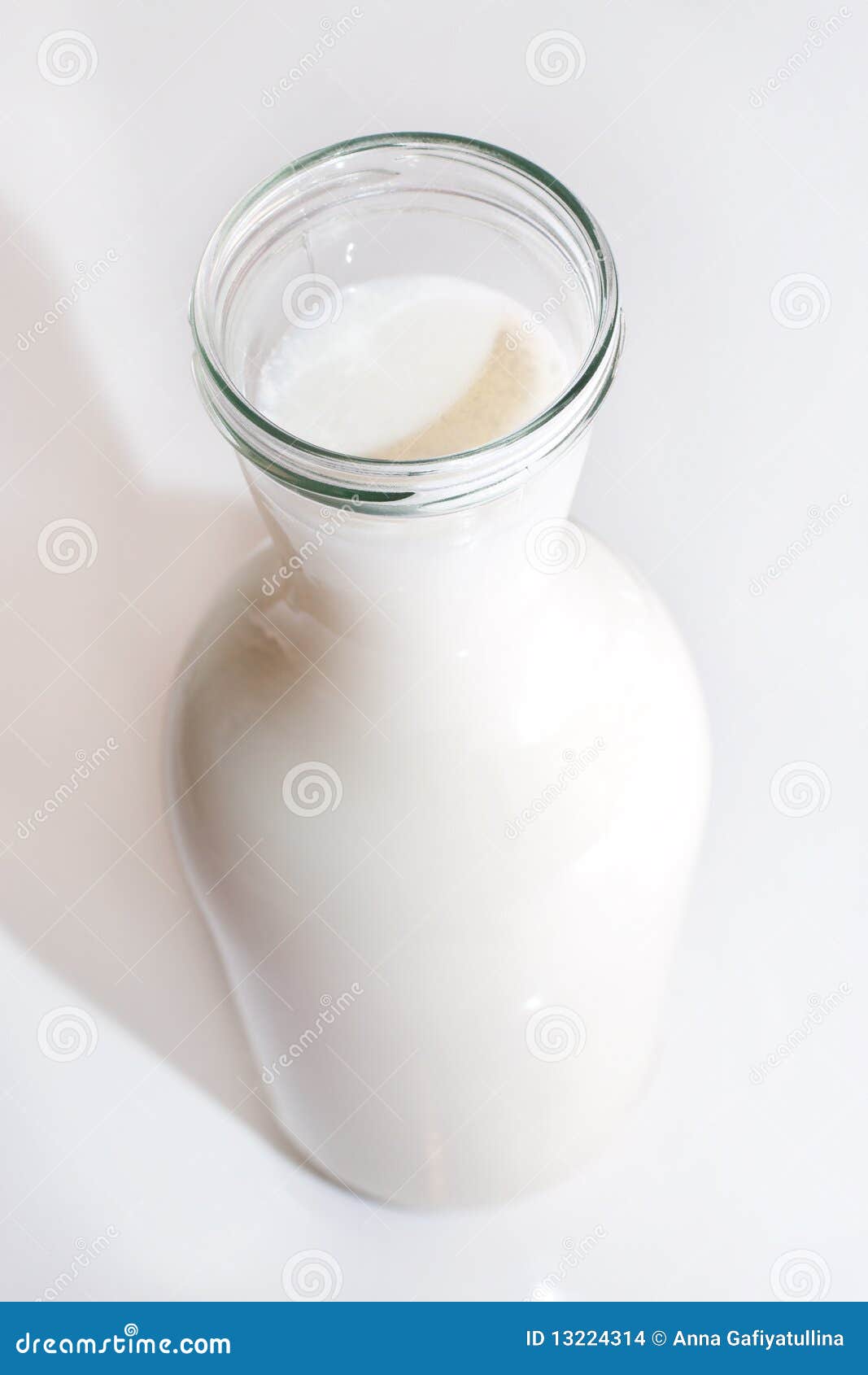 Leche en la botella foto de archivo. Imagen de vierta - 13224314