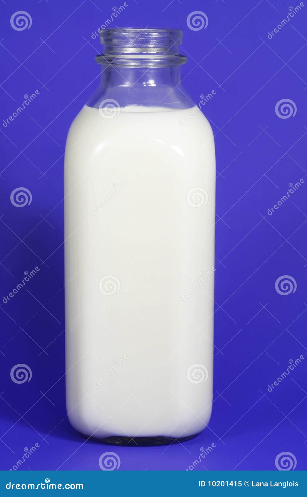 Leche en una botella imagen de archivo. Imagen de completo - 10201415
