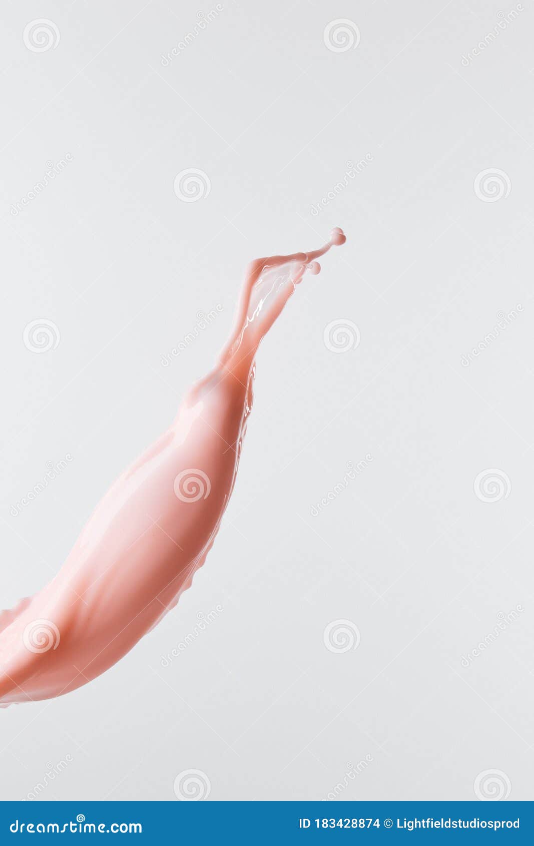 Leche Rosa Fresca Salpicada Con Gotas Foto de archivo - Imagen de ...