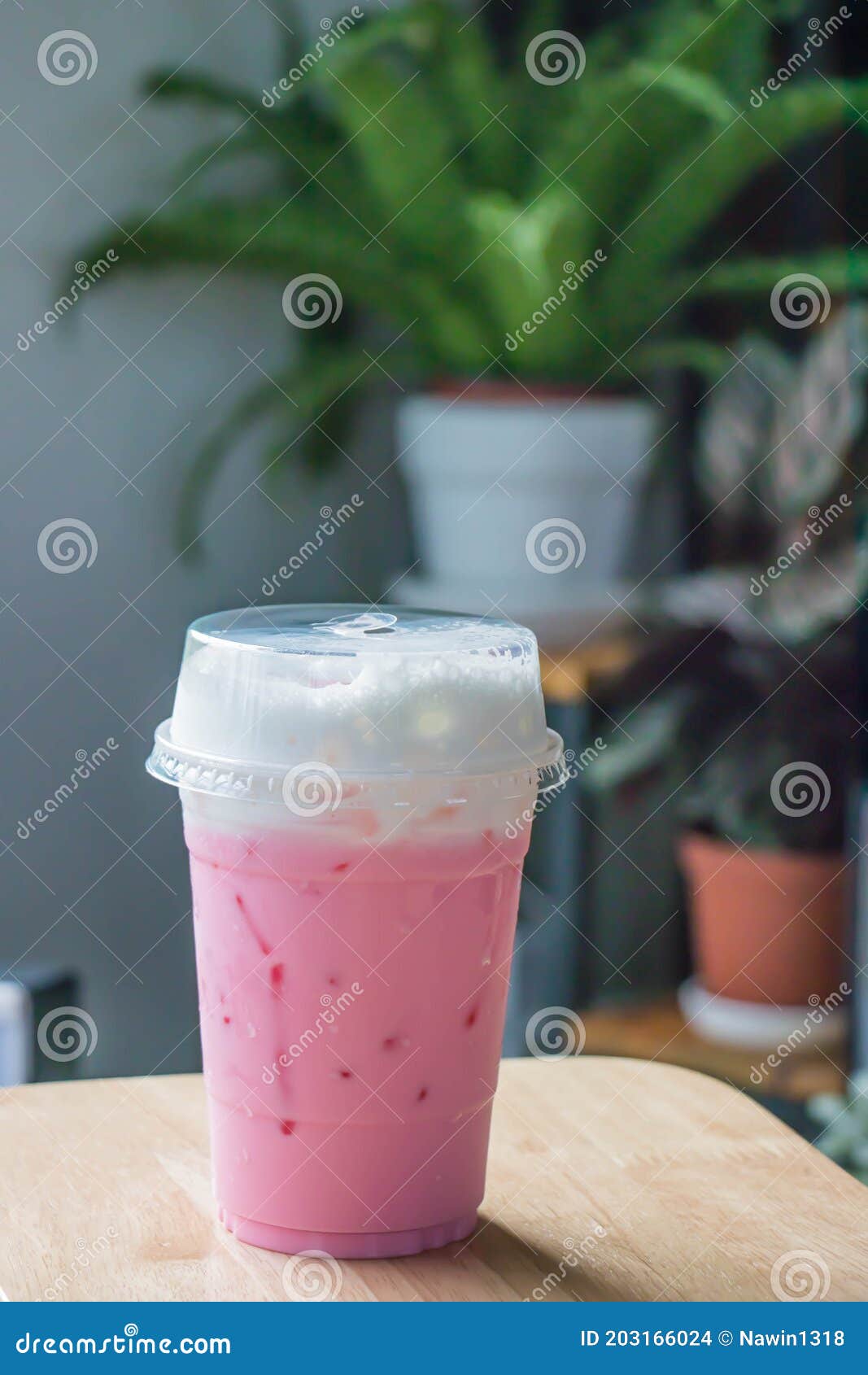 Leche Rosa Helada En Vidrio Foto de archivo - Imagen de batido, blanco ...