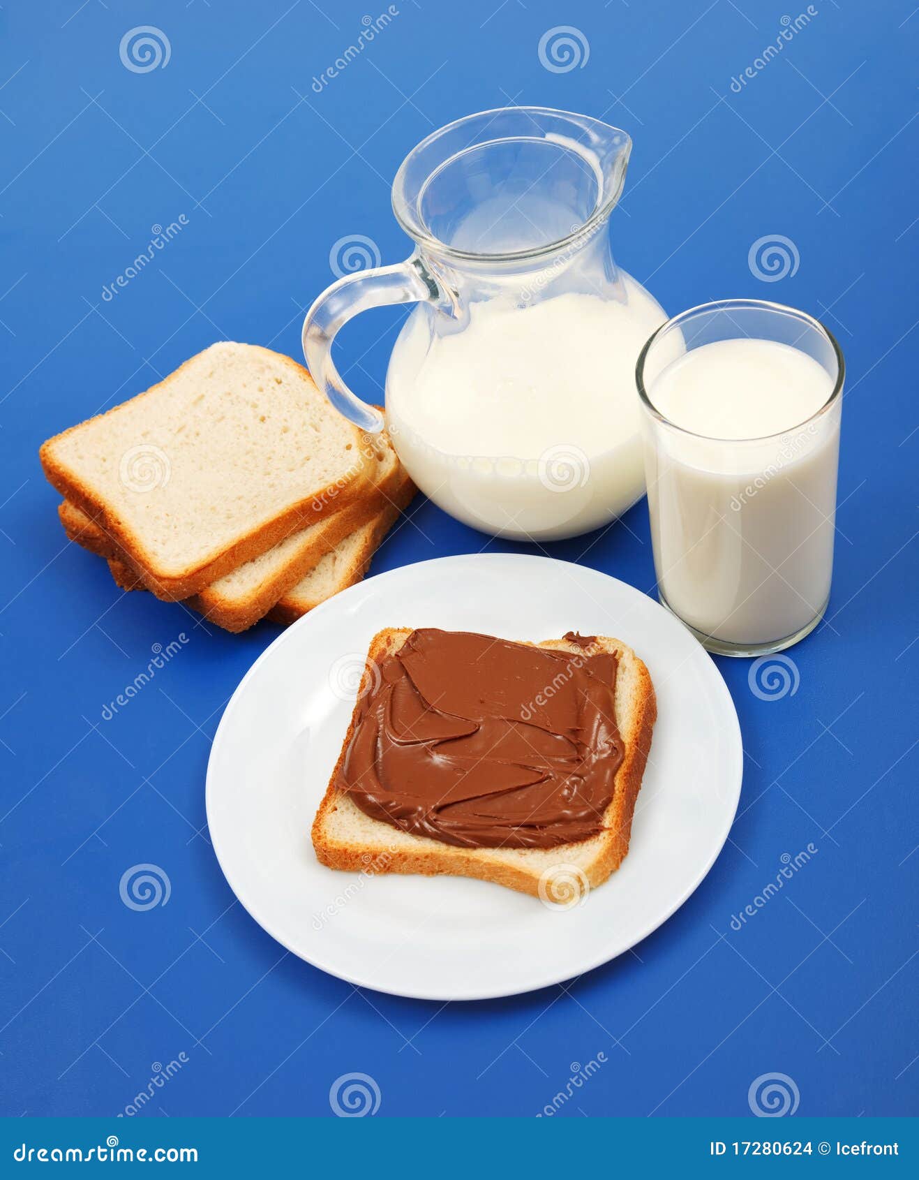 Leche Y Pan Con El Chocolate Foto de archivo - Imagen de rebanada ...