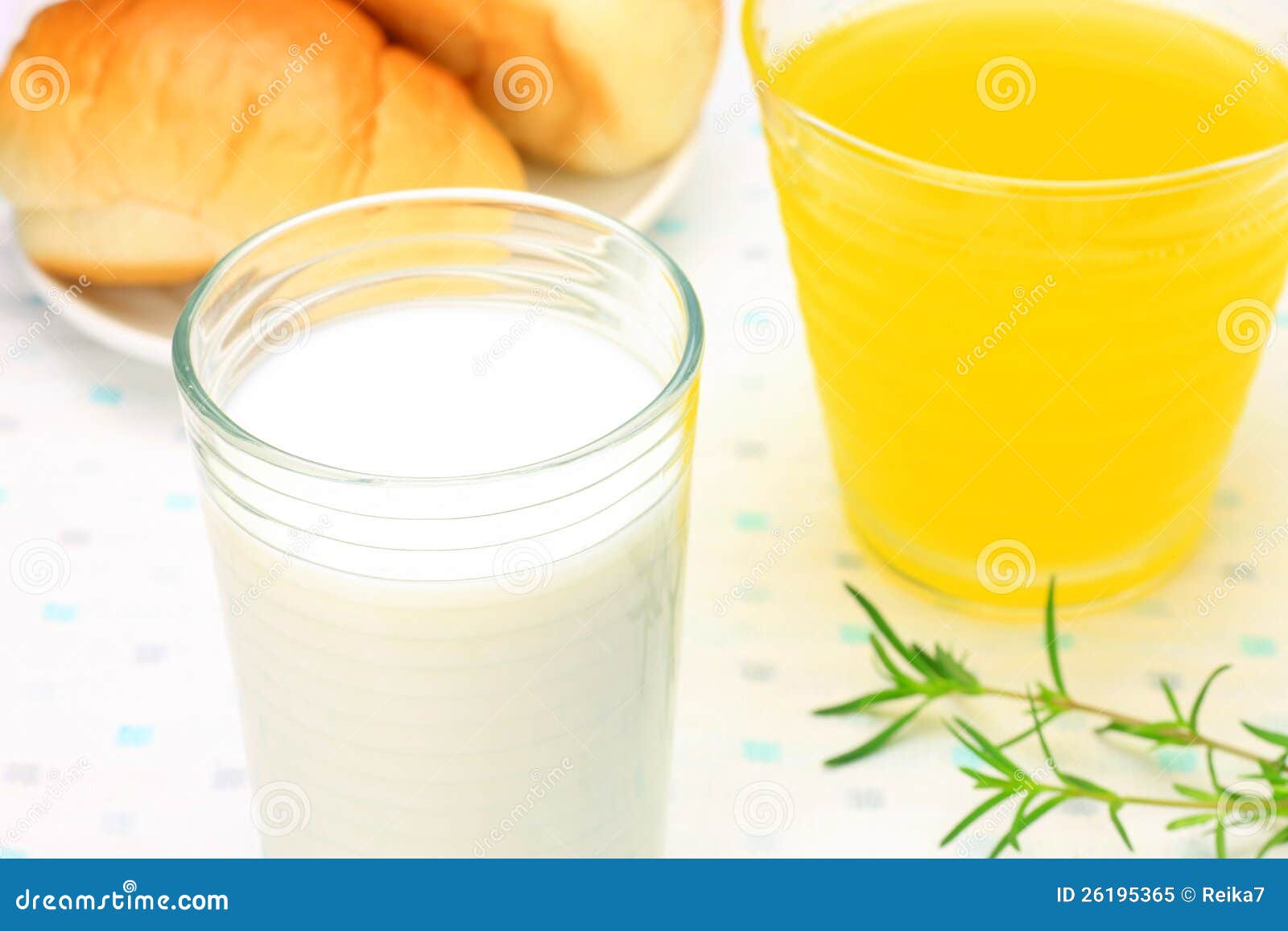 Leche y zumo de naranja imagen de archivo. Imagen de desolado - 26195365