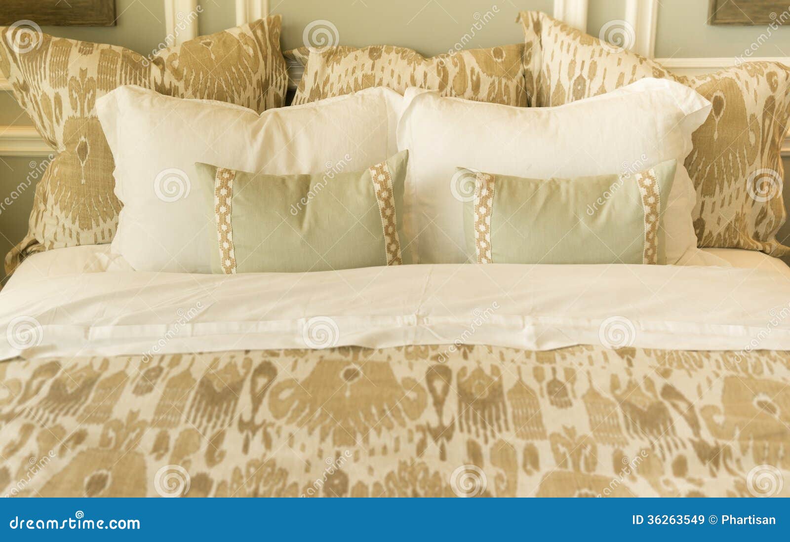 Lecho acogedor en cama imagen de archivo. Imagen de casero - 36263549