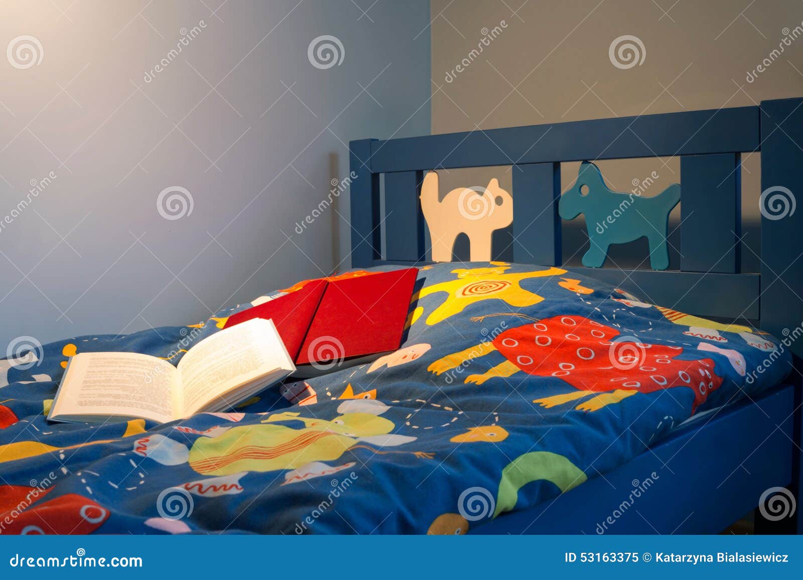 Lecho del color en la cama imagen de archivo. Imagen de dormitorio ...