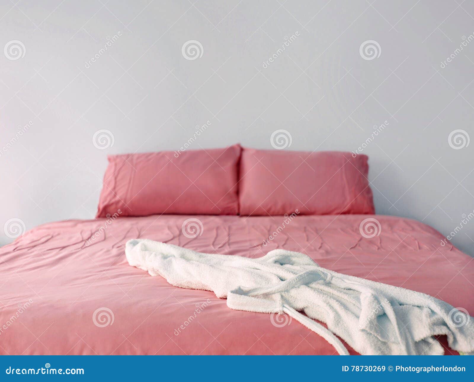 Lecho Rosado En Cama Matrimonial Imagen de archivo - Imagen de hotel ...