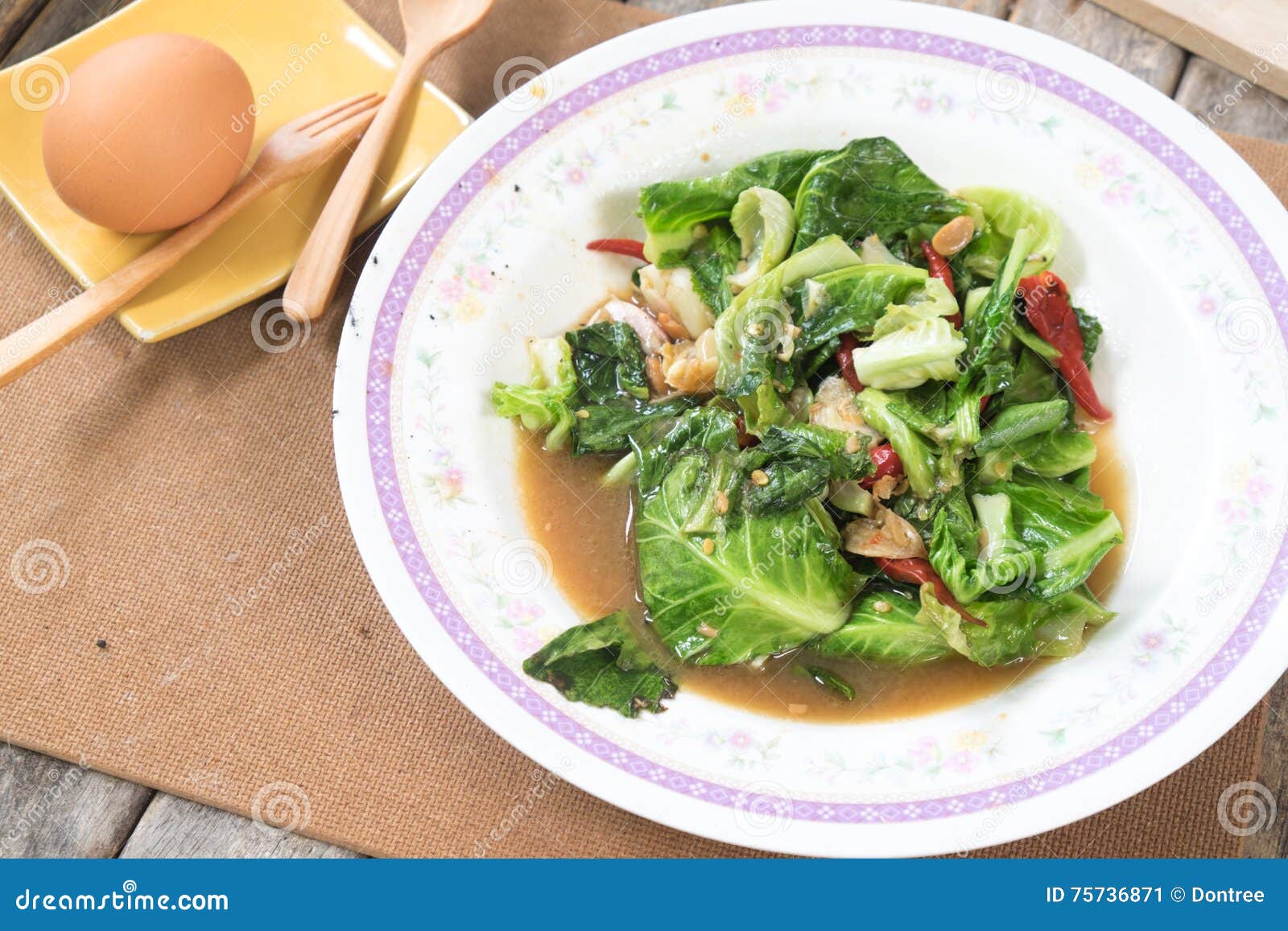 Lechuga frita imagen de archivo. Imagen de salsa, hoja - 75736871