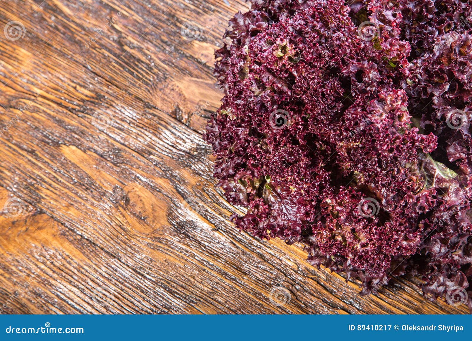 Lechuga roja en la tabla imagen de archivo. Imagen de comer - 89410217