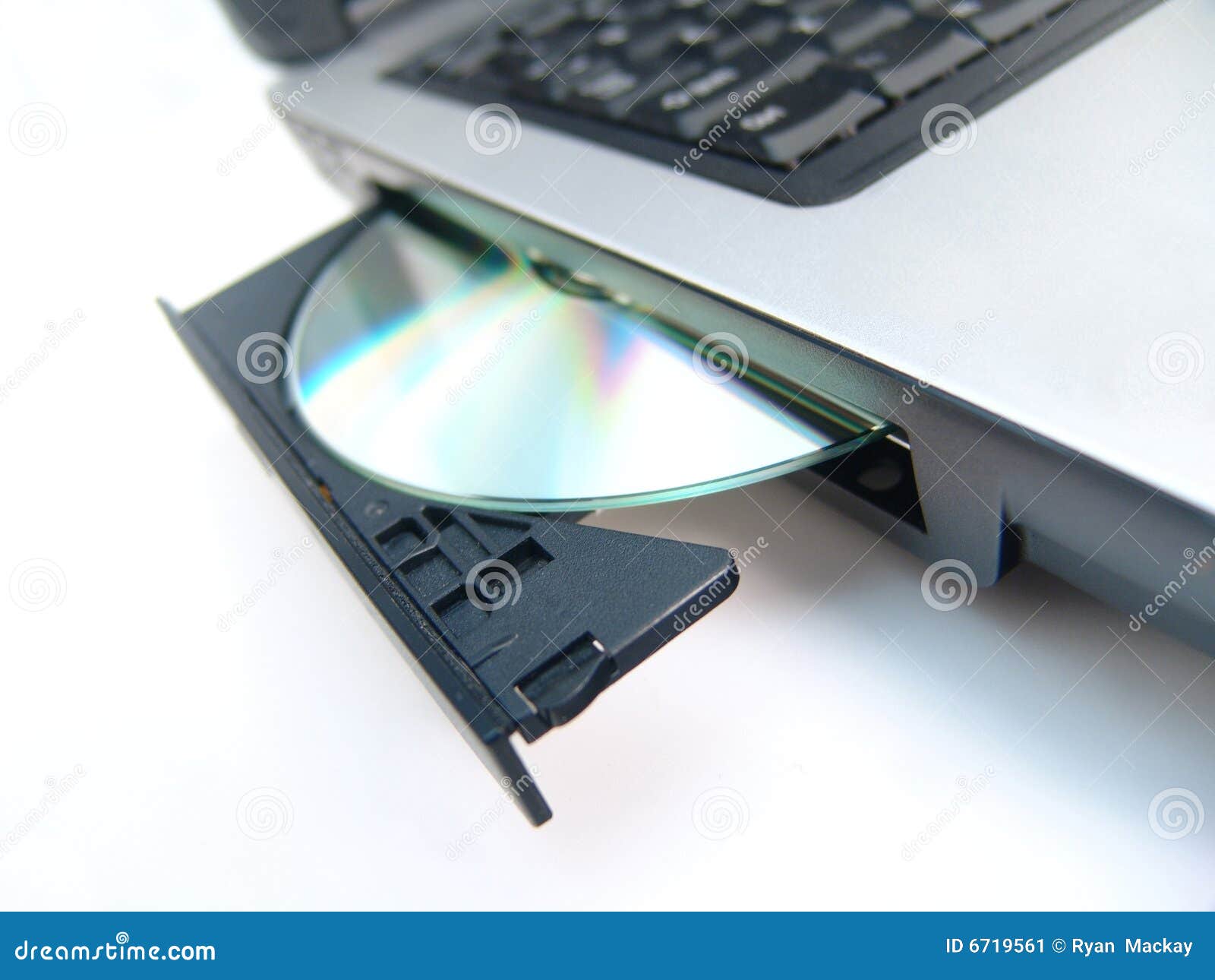 Lector de CD-ROM con CD imagen de archivo. Imagen de expulse - 6719561