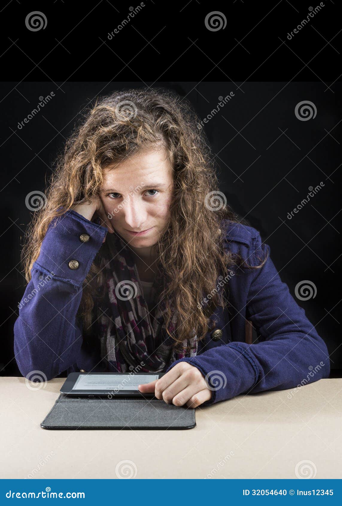 Lectura Adolescente En Su E-lector Foto de archivo - Imagen de ...