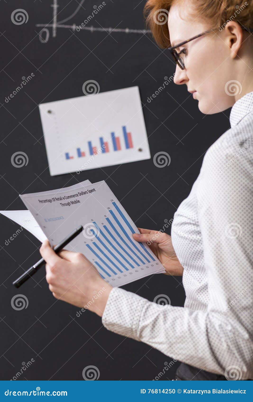 Lectura De Los Informes Diarios Foto de archivo - Imagen de negro ...