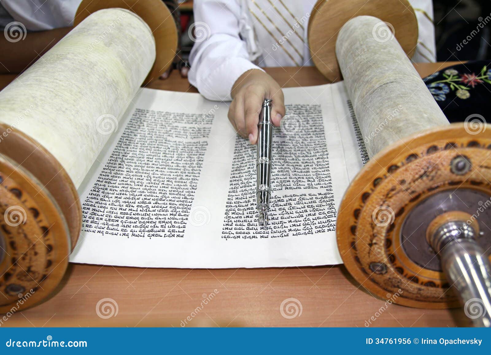 Lectura De Una Voluta De Torah Foto de archivo - Imagen de texto ...