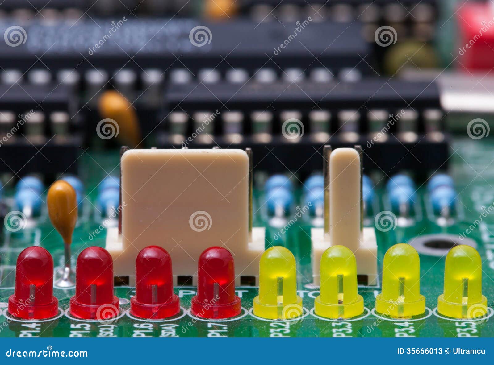 LED Rojo Y Amarillo En El Circuito Imagen de archivo - Imagen de ...