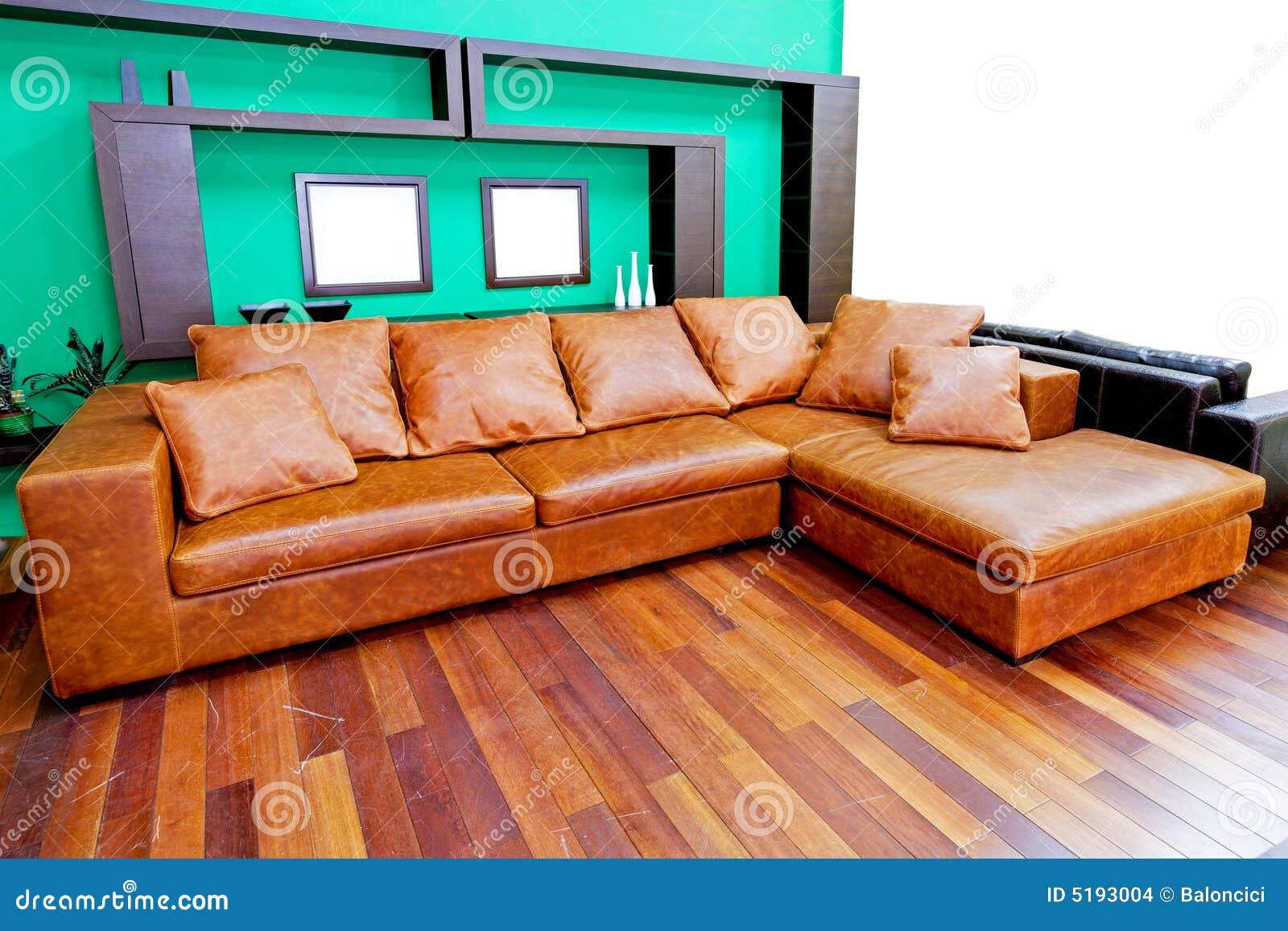 Ledernes braunes Sofa stockfoto. Bild von zeitgenössisch - 5193004