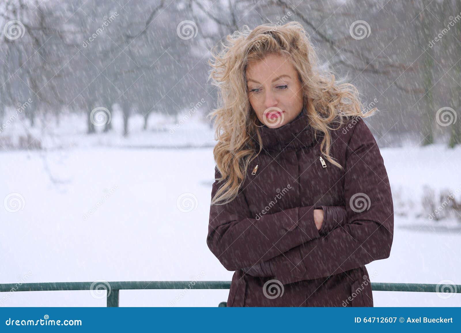 Ledsen Kvinna Som Fryser I Vinter Fotografering för Bildbyråer - Bild ...